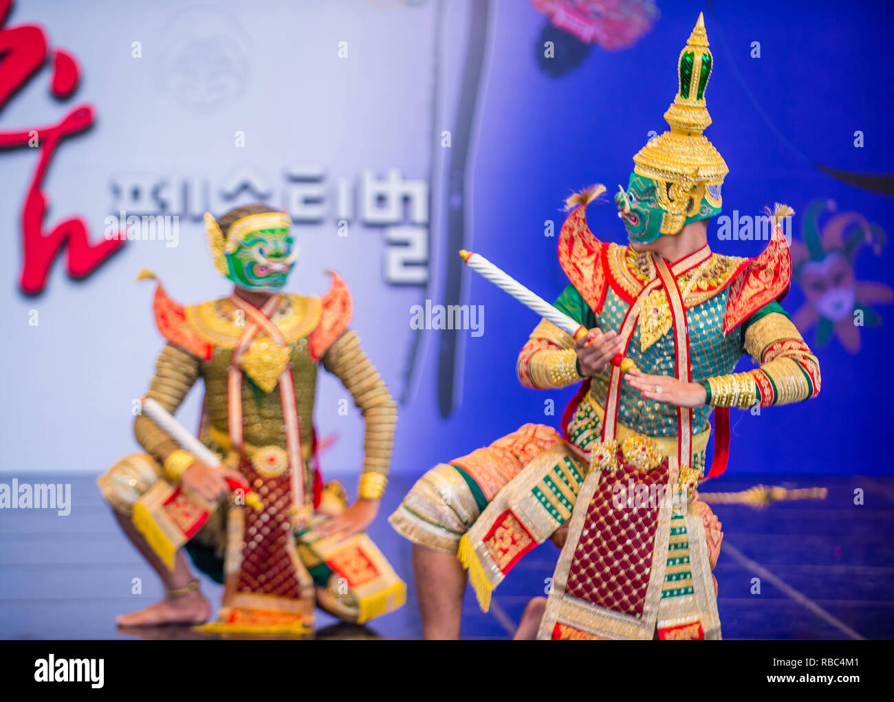 Thai dancers performing the traditinal Thai Khon dance at the Mask ...