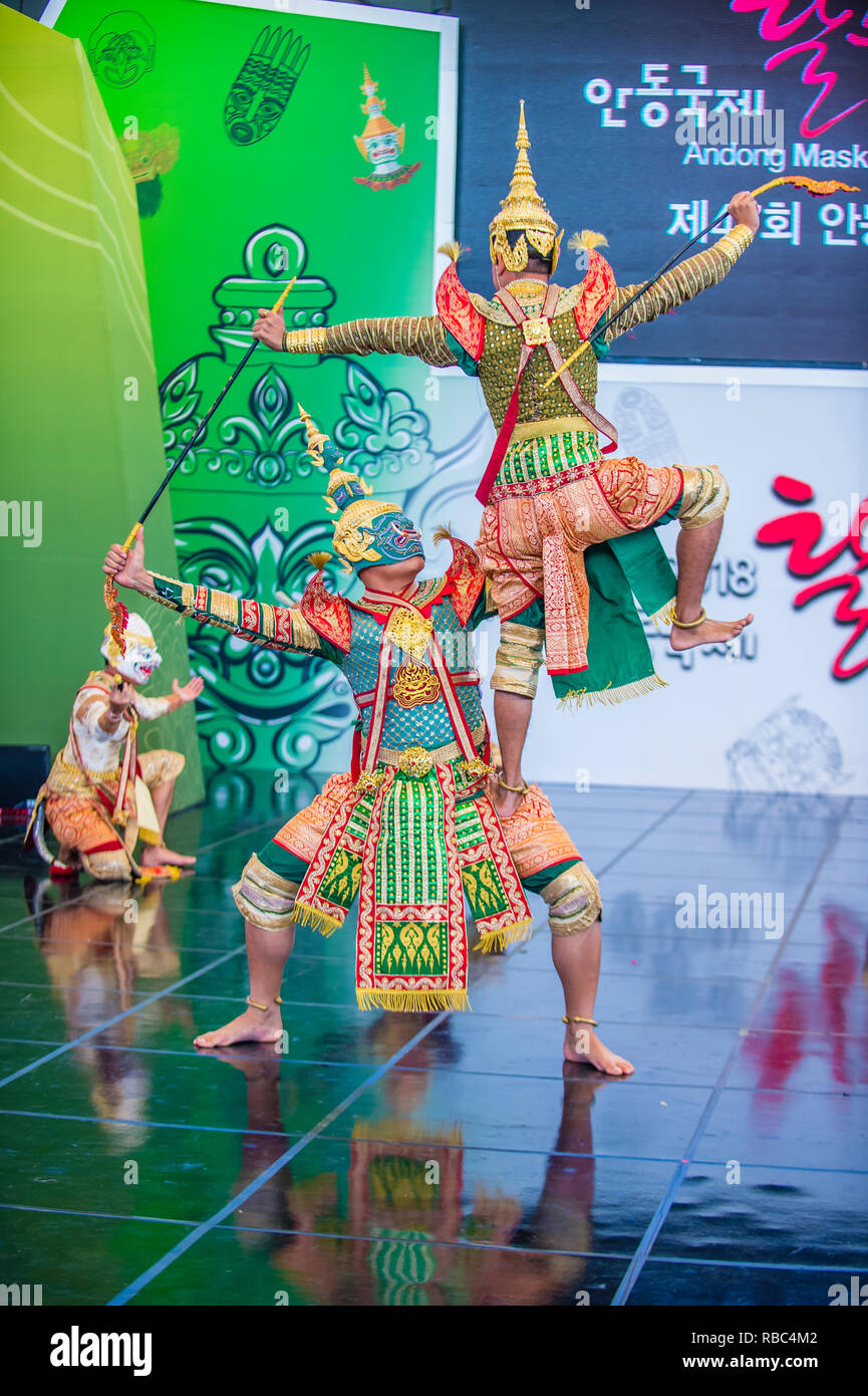 Khon dancers in traditional costume hi-res stock photography and images ...