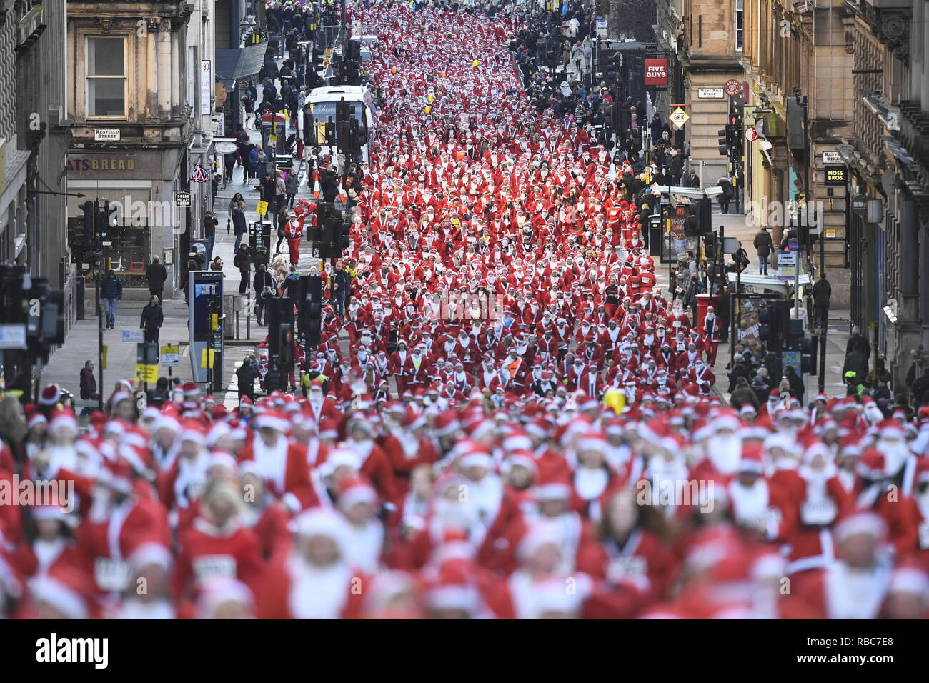 8,000 people dressed up take part in the annual Santa Dash 2018 ...