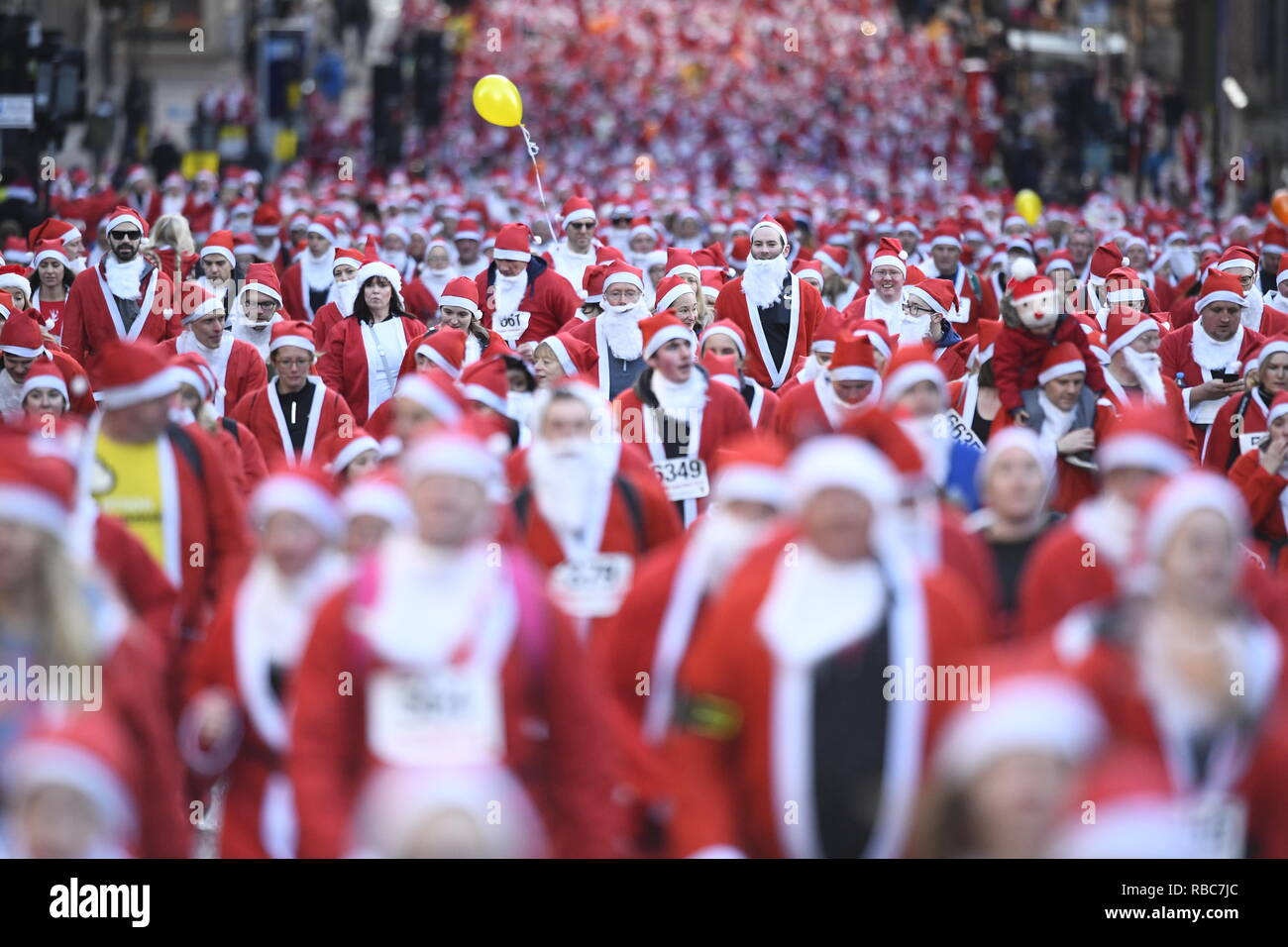 8,000 people dressed up take part in the annual Santa Dash 2018 ...