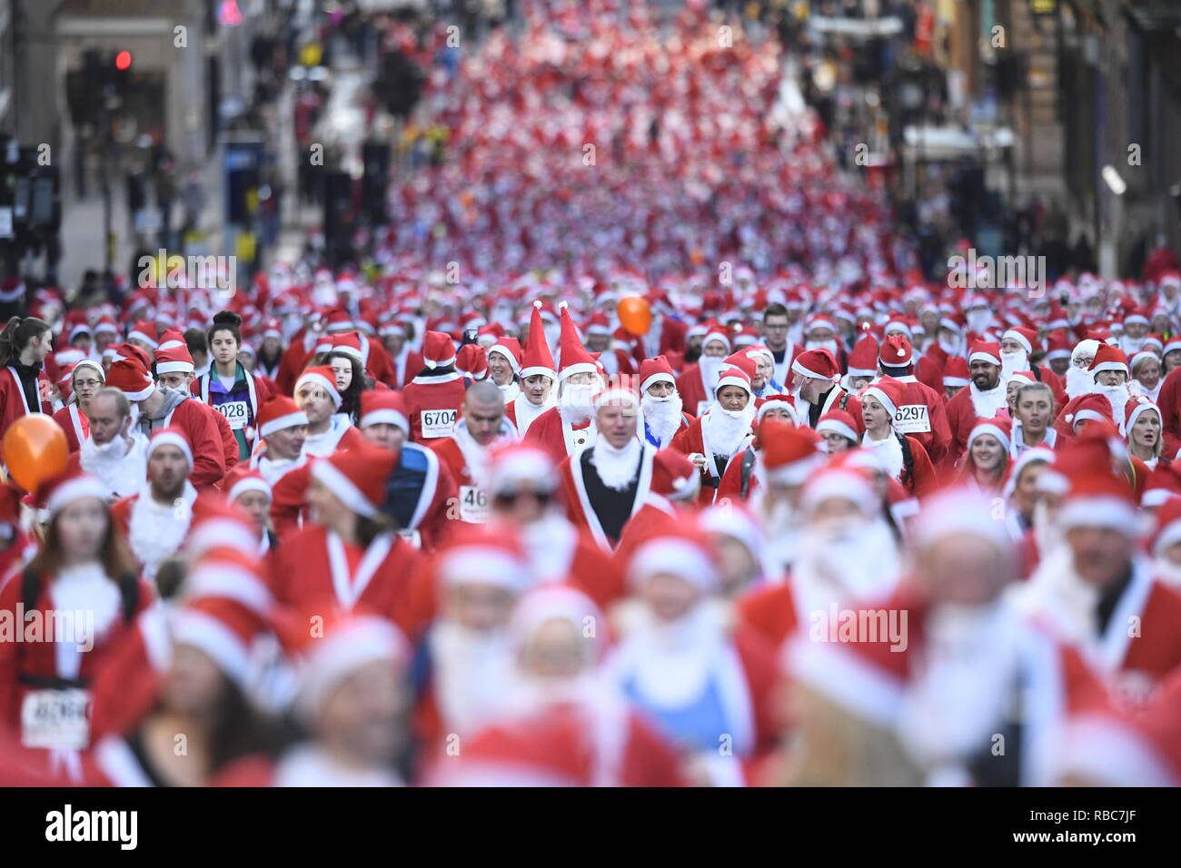 8,000 people dressed up take part in the annual Santa Dash 2018 ...