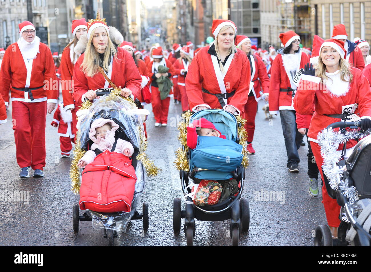 8,000 people dressed up take part in the annual Santa Dash 2018 ...