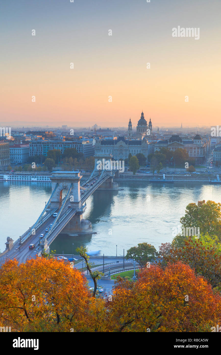 Chain Bridge (Szechenyi Bridge) and River Danube at sunrise, Budapest ...