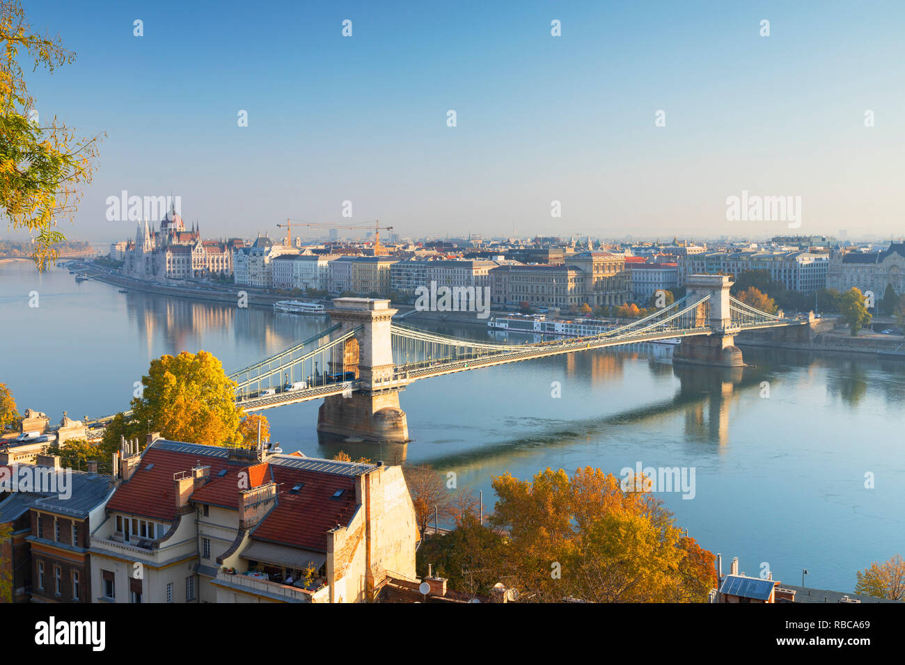 Chain Bridge (Szechenyi Bridge) and Parliament Building, Budapest ...