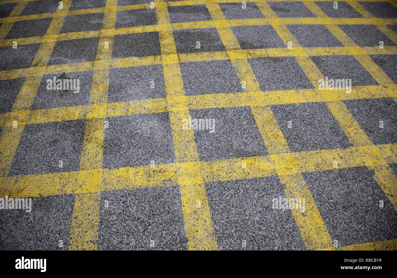Double yellow lines on roadway hi-res stock photography and images - Alamy