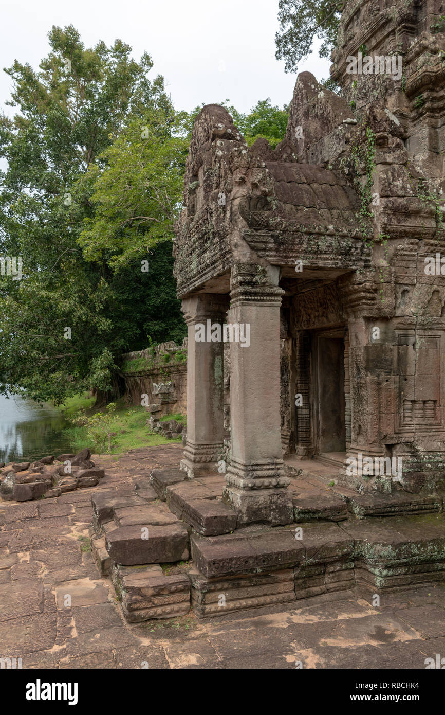 Temple beside river hi-res stock photography and images - Alamy
