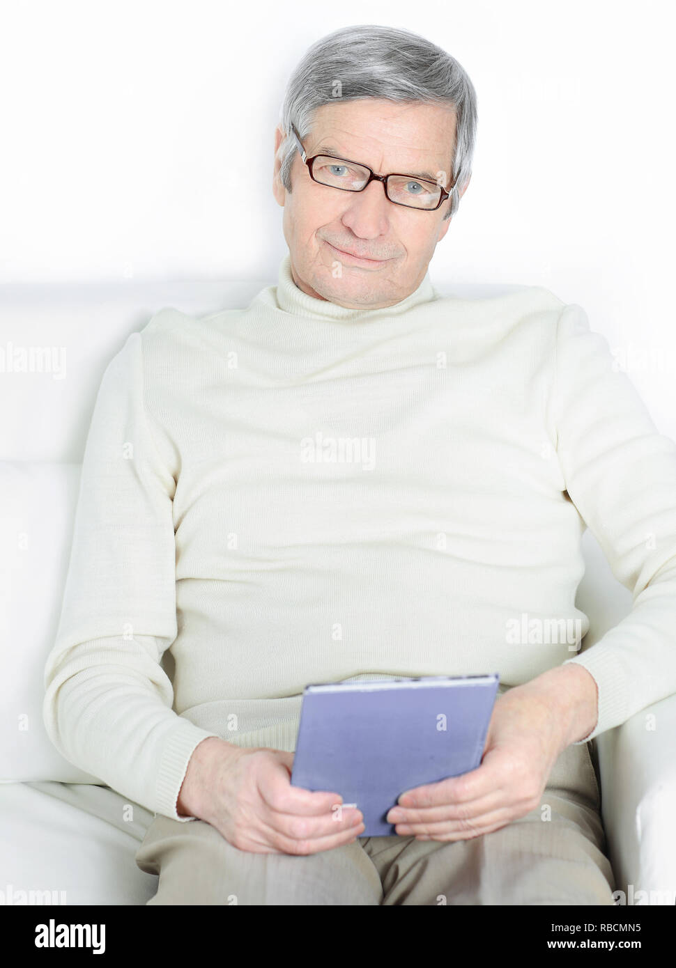 Elderly caucasian man reading book hi-res stock photography and images ...