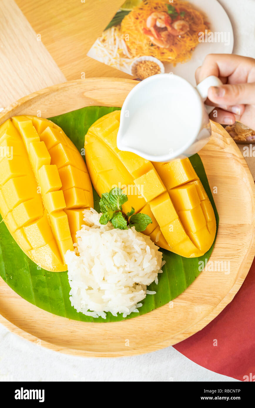 mango with sticky rice and coconut milk Stock Photo - Alamy