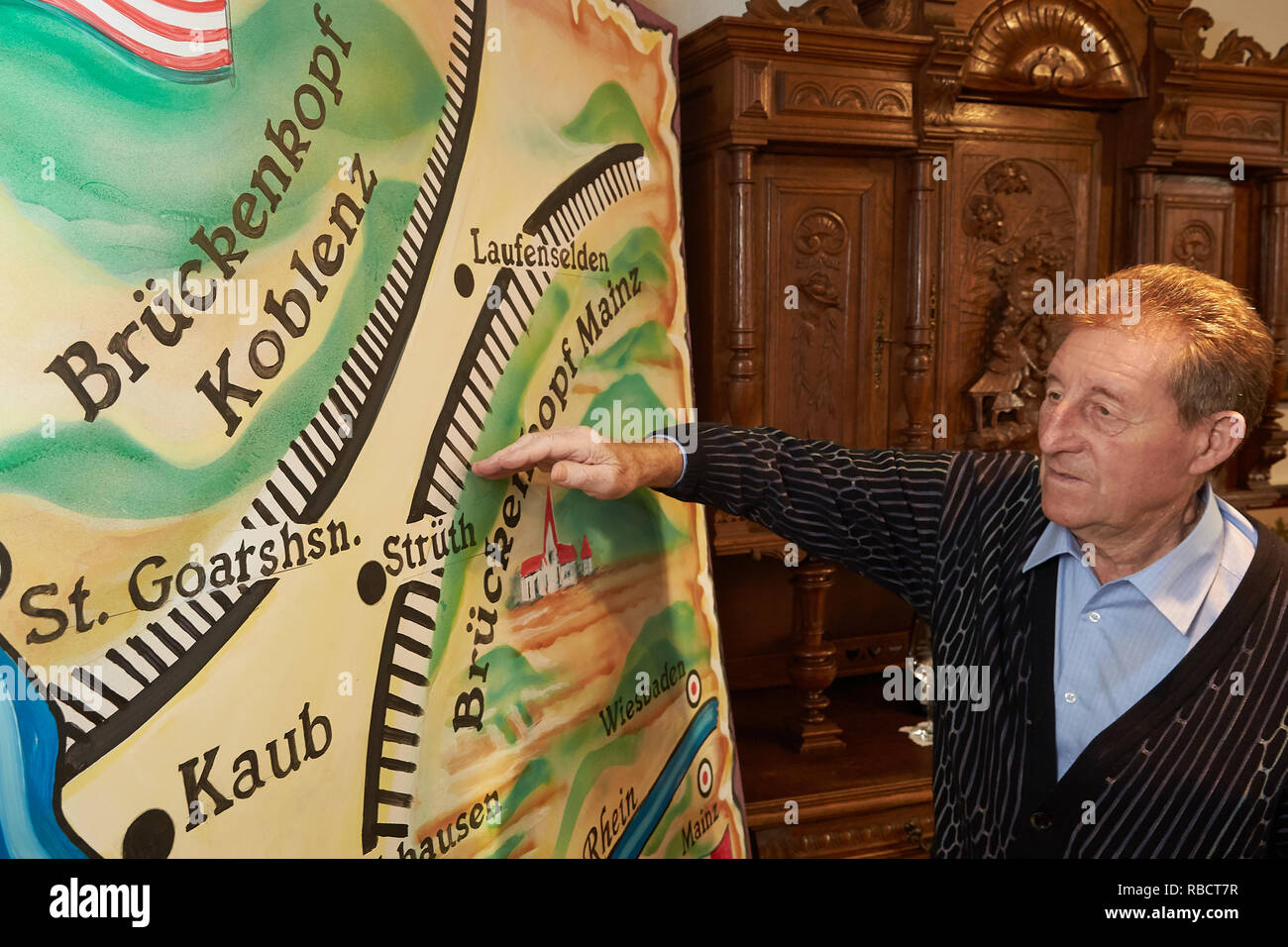 Kaub, Germany. 08th Jan, 2019. Winegrower Peter Josef Bahles explains ...