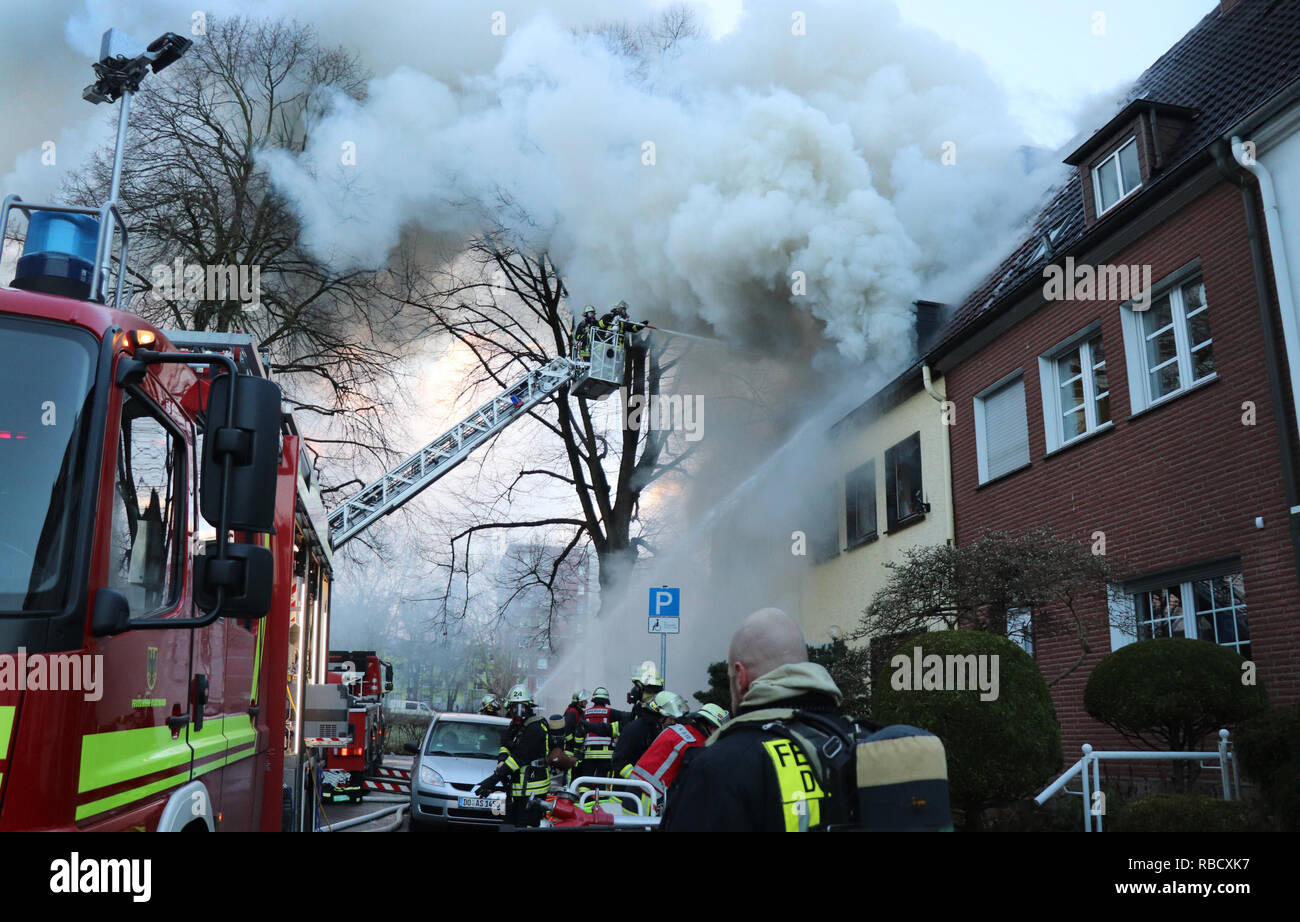 Dortmund, Germany. 09th Jan, 2019. Rescue workers are standing in front ...