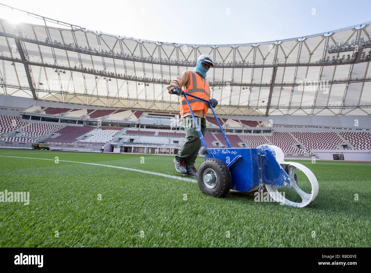 Doha, Qatar. 09th Jan, 2019. A greenkeeper draws the lines on the lawn ...