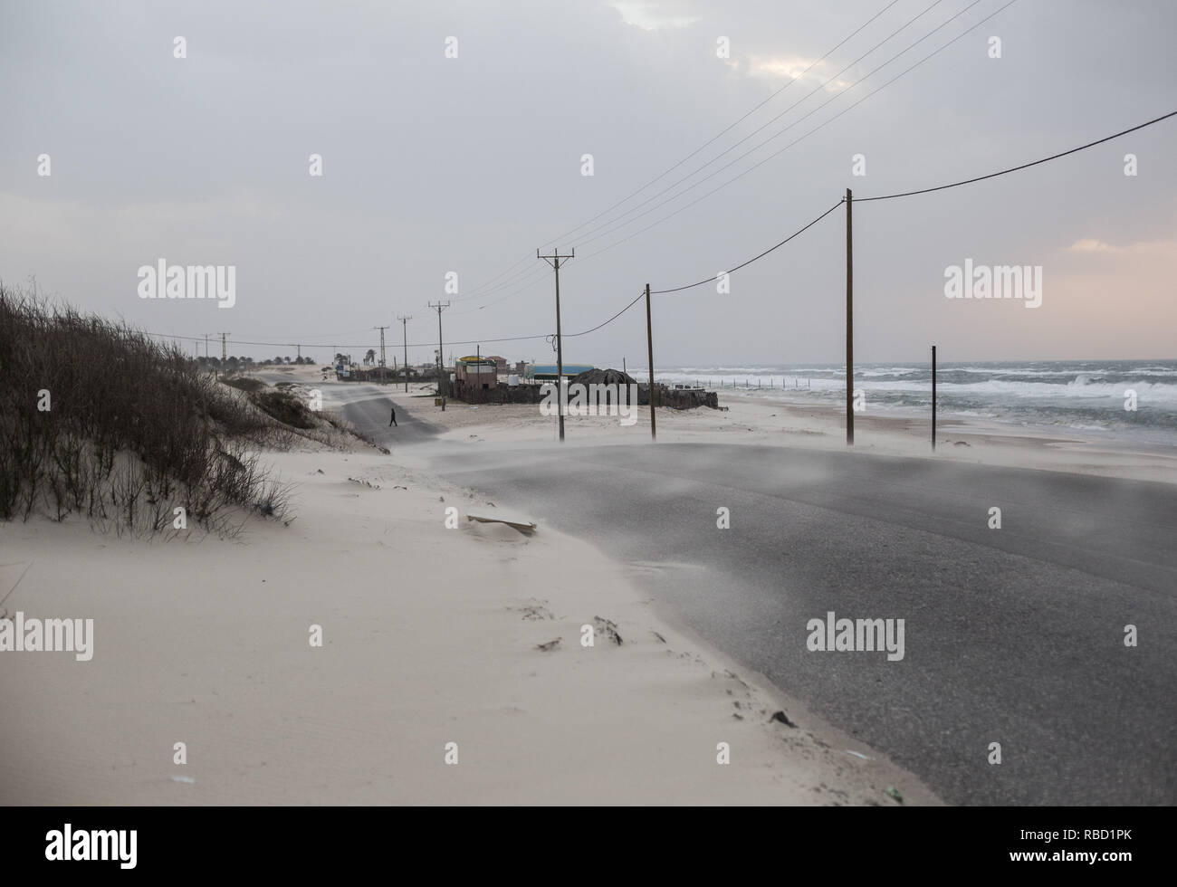 Gaza City, The Gaza Strip, Palestine. 8th Jan, 2019. Palestinians walk ...