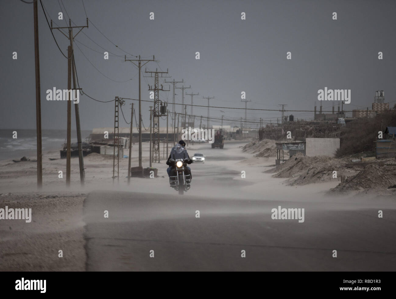 Gaza City, The Gaza Strip, Palestine. 8th Jan, 2019. Palestinians walk ...