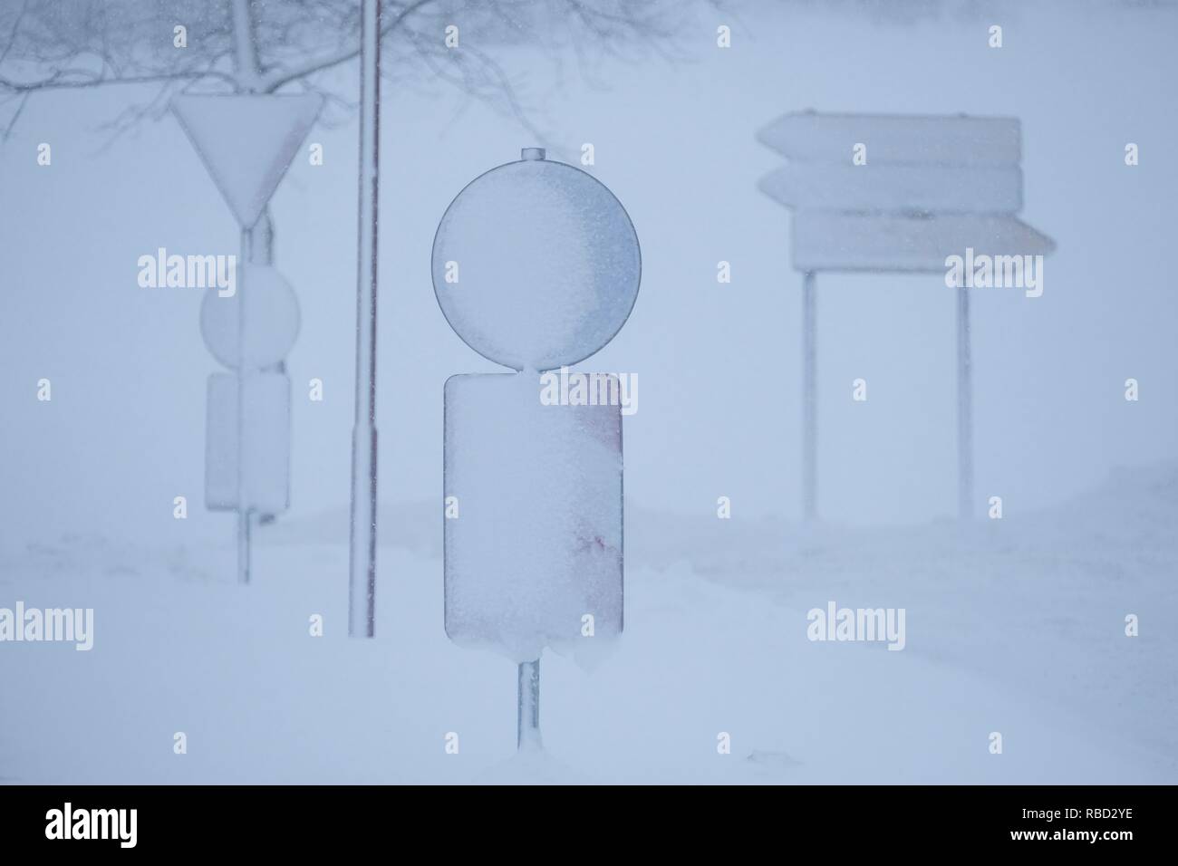 Annaberg Buchholz, Germany. 09th Jan, 2019. Snow-covered traffic signs ...