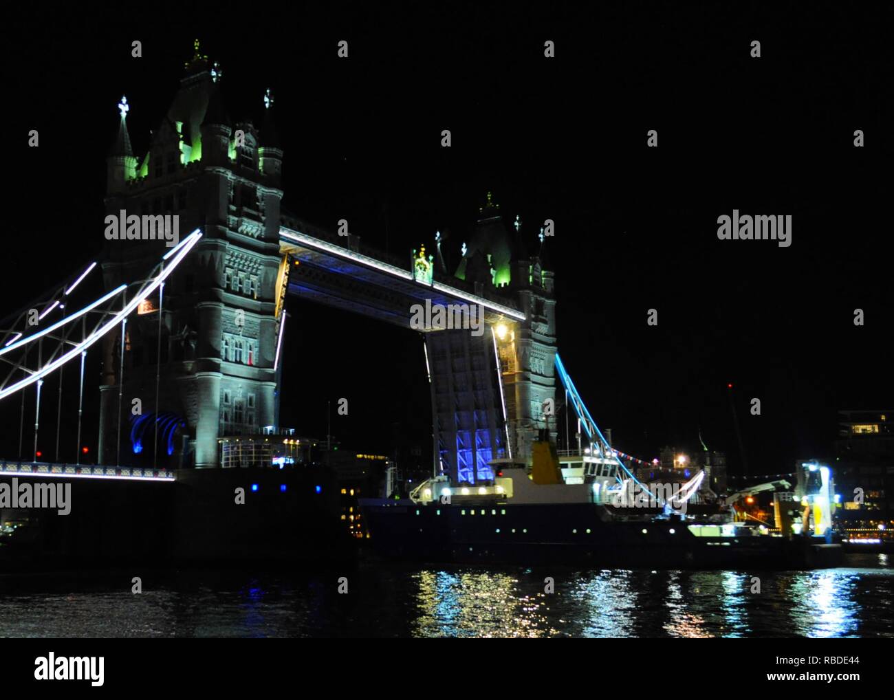 RV ‘CEFAS Endeavour’ passing beneath Tower Bridge, London, UK Stock ...