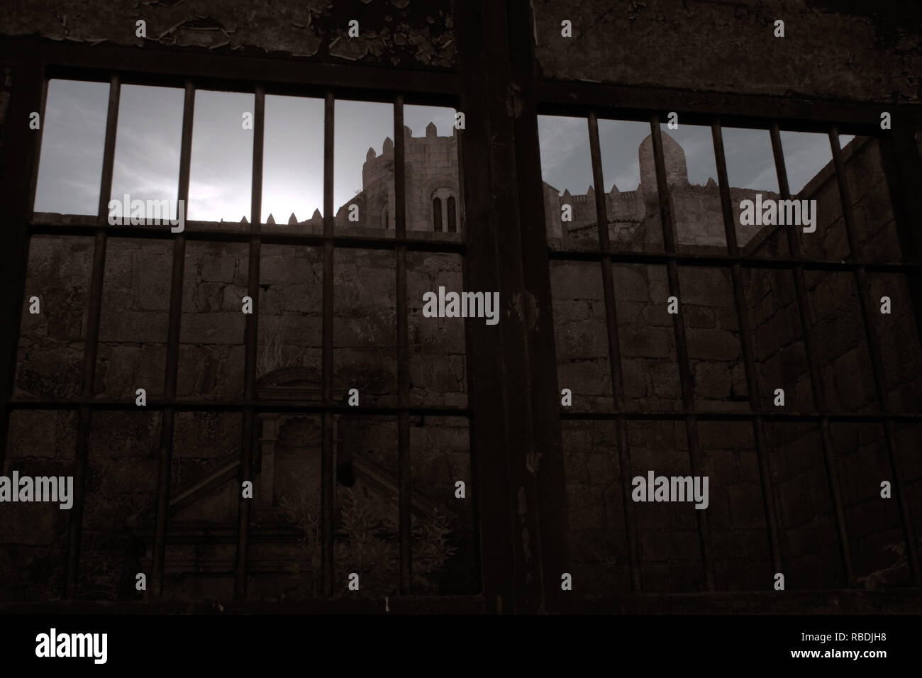 Medieval prison bars hi-res stock photography and images - Alamy