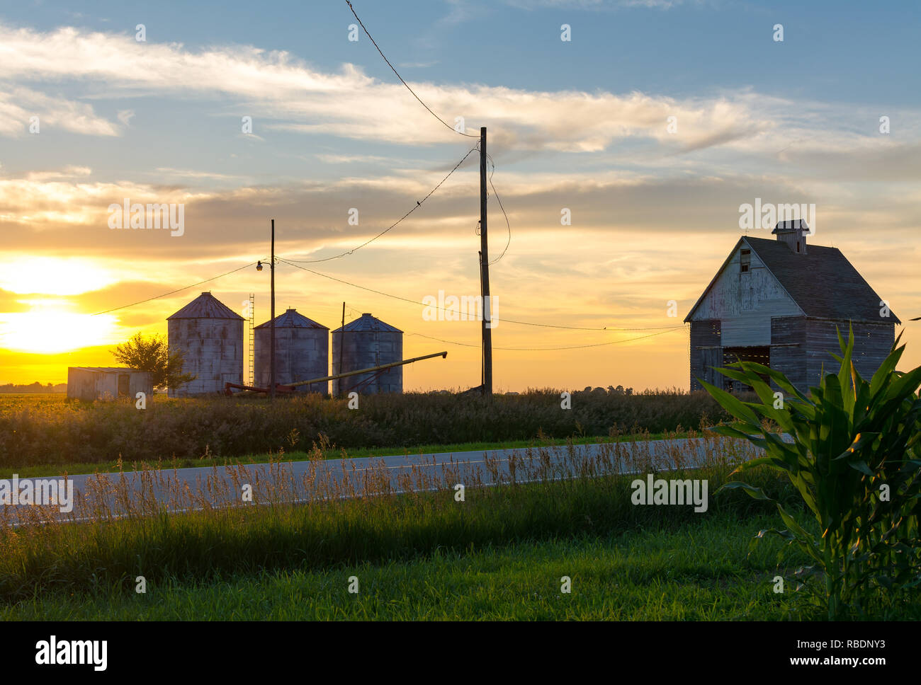 Barn silo silhouette sunset hi-res stock photography and images - Alamy