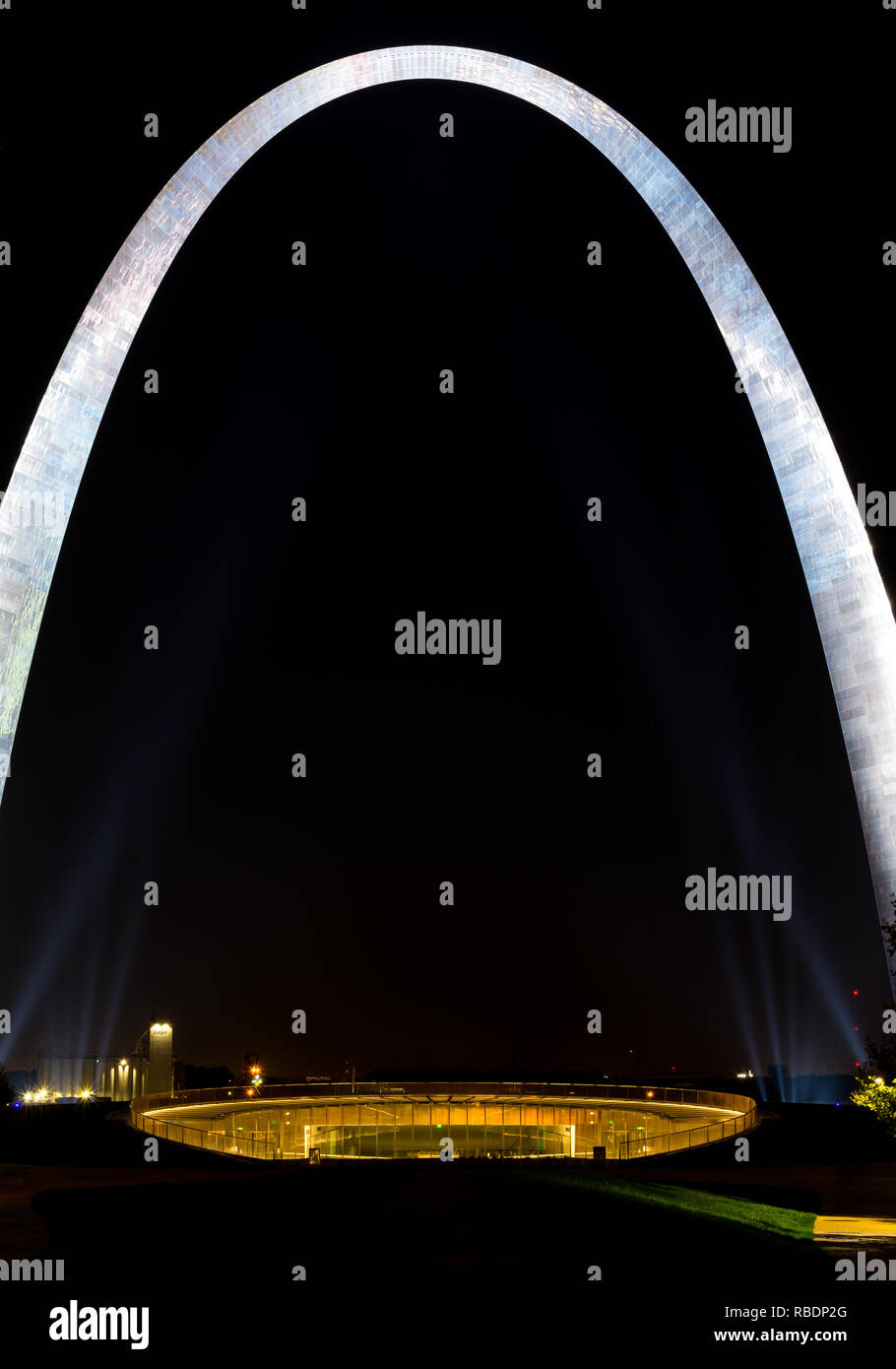The Gateway Arch at night in St. Louis, Missouri Stock Photo - Alamy