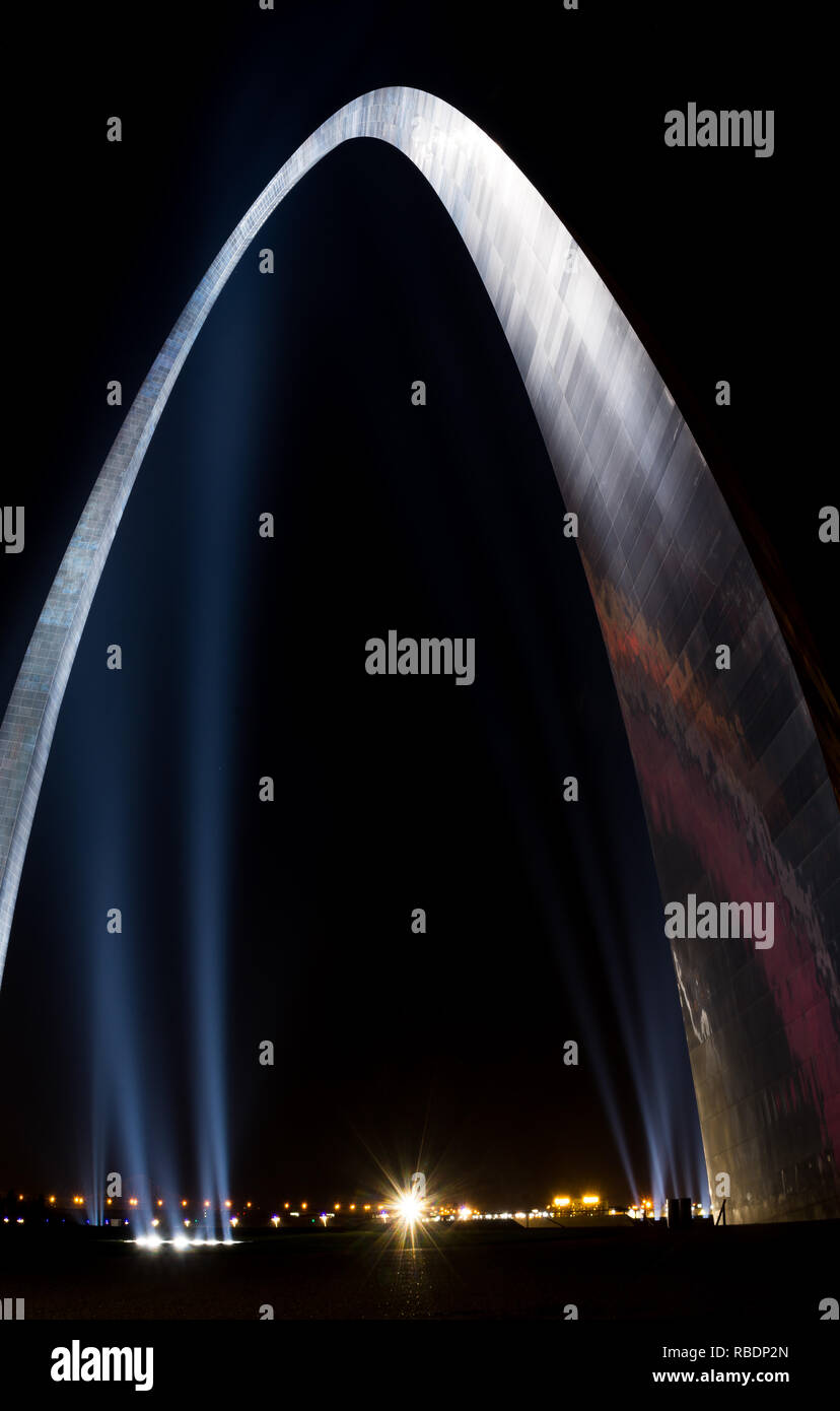 The Gateway Arch at night in St. Louis, Missouri Stock Photo - Alamy