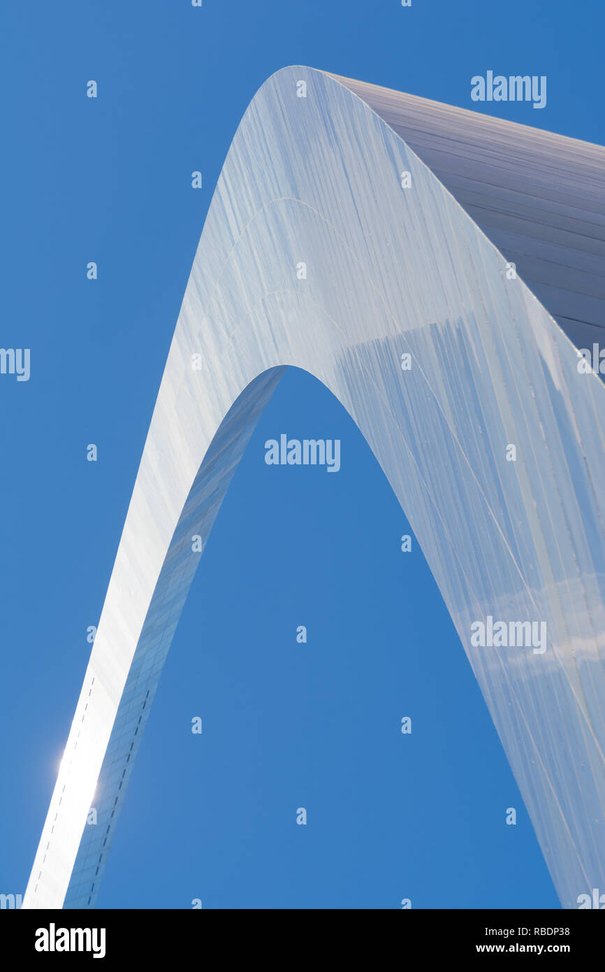 Abstract view of the Gateway Arch with brilliant blue skies in ...