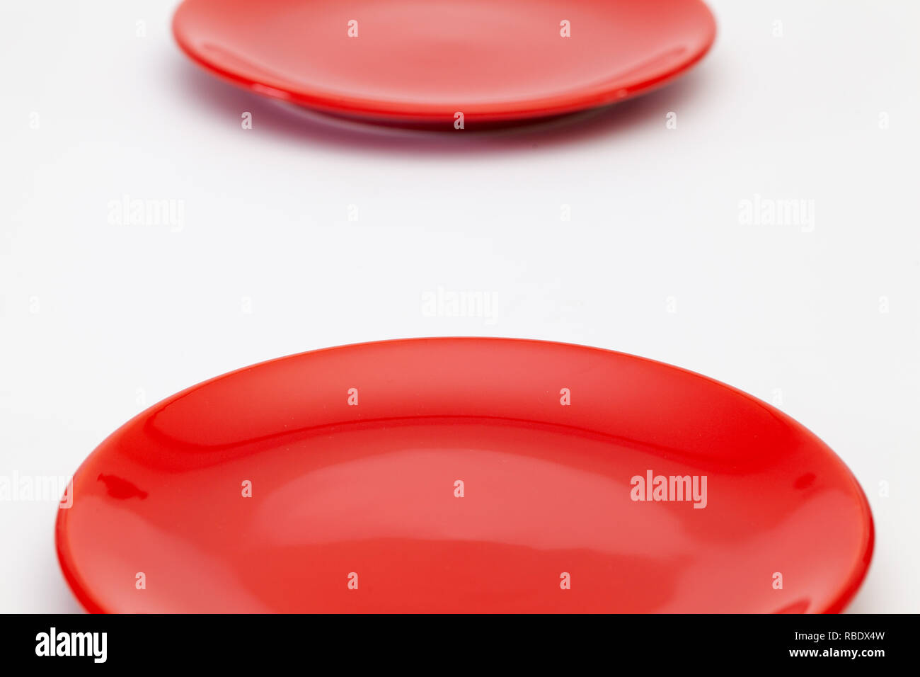Red plates on the white wooden table.Top view. Flat Lay Image Stock ...