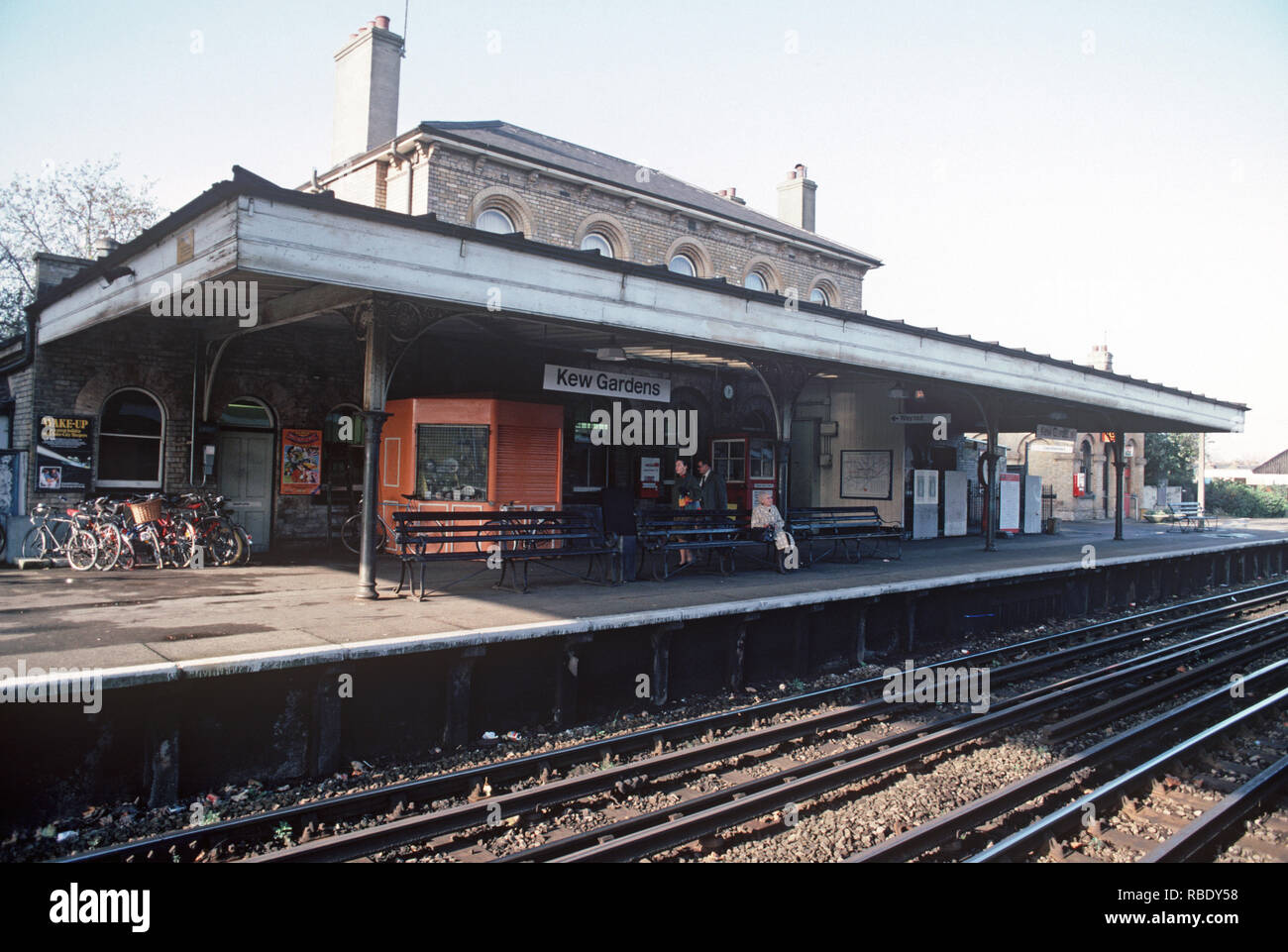 Kew gardens station hi-res stock photography and images - Alamy