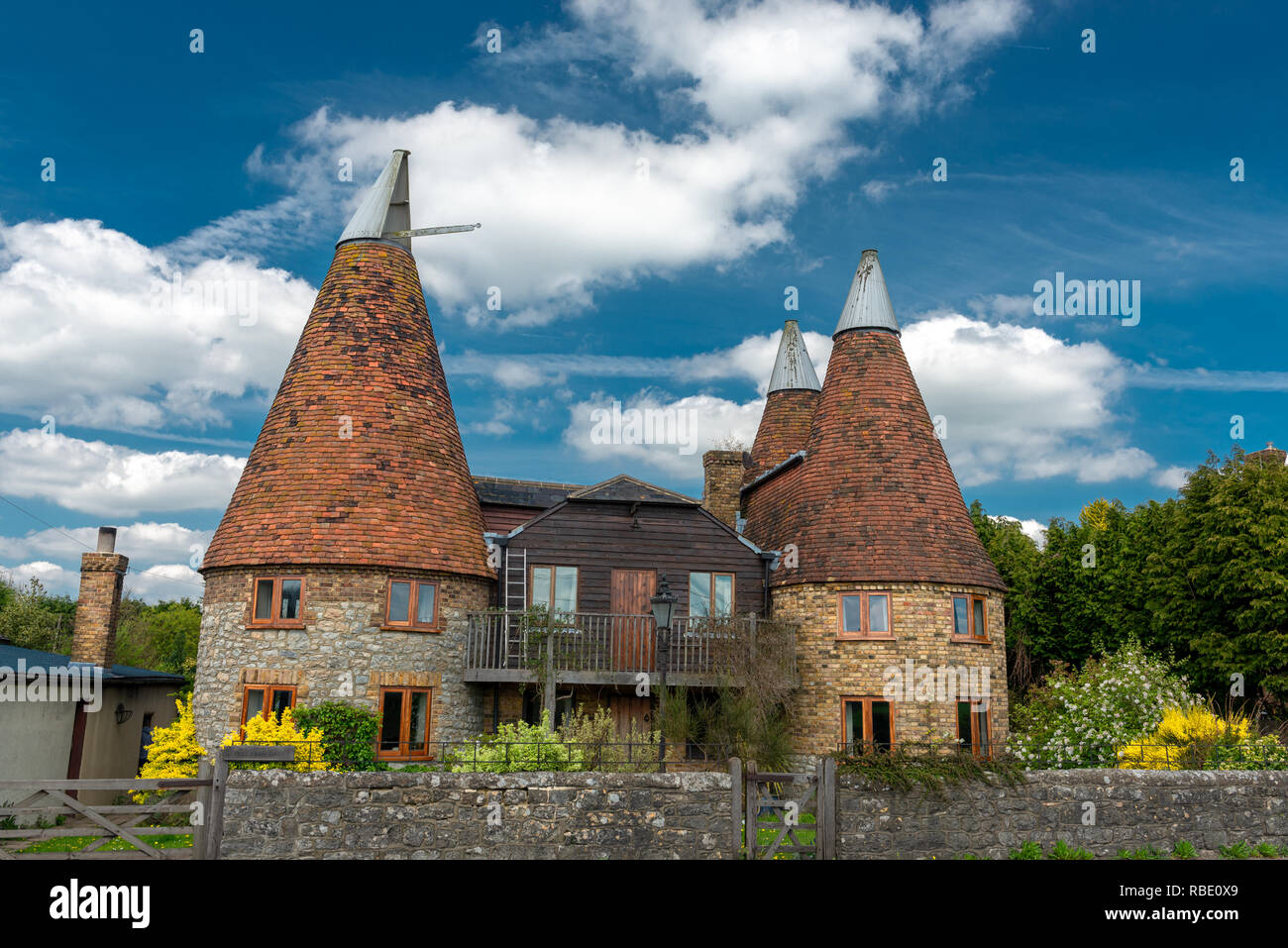 Traditional sussex barn building hi-res stock photography and images ...