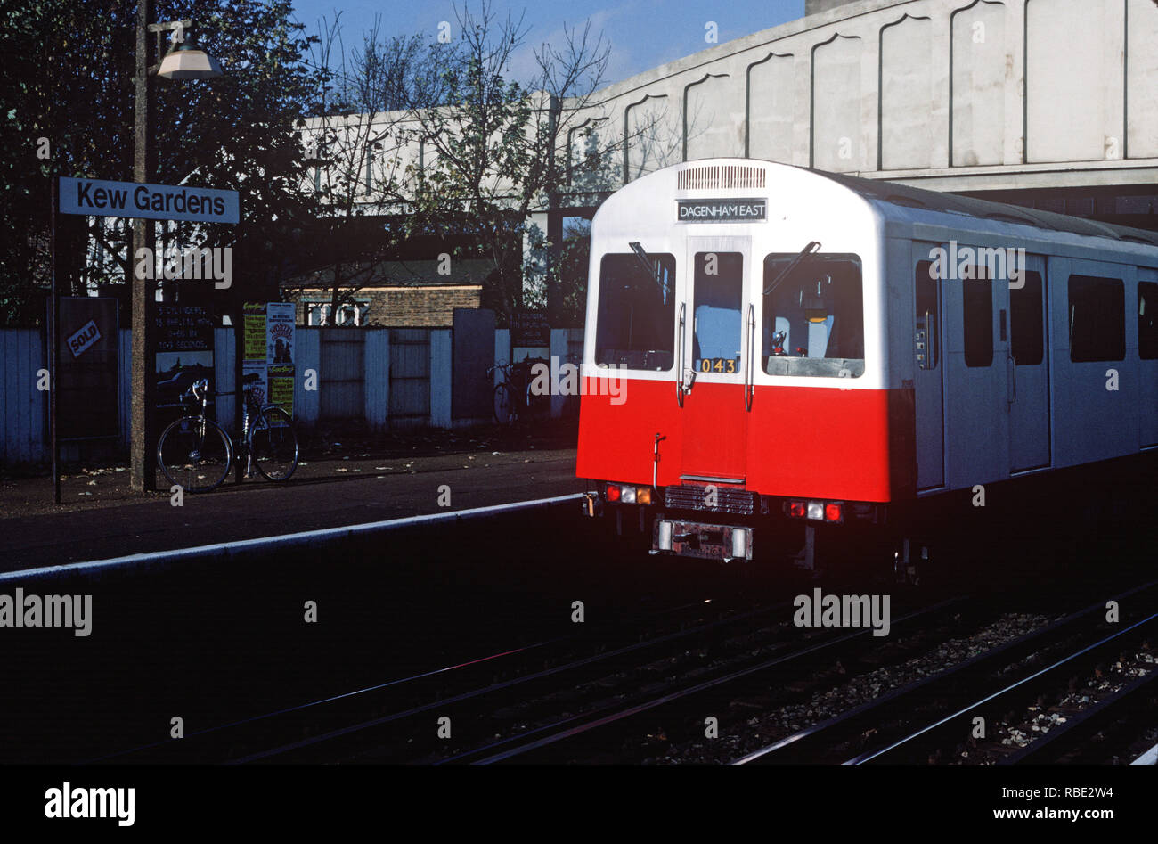 Kew gardens station hi-res stock photography and images - Alamy