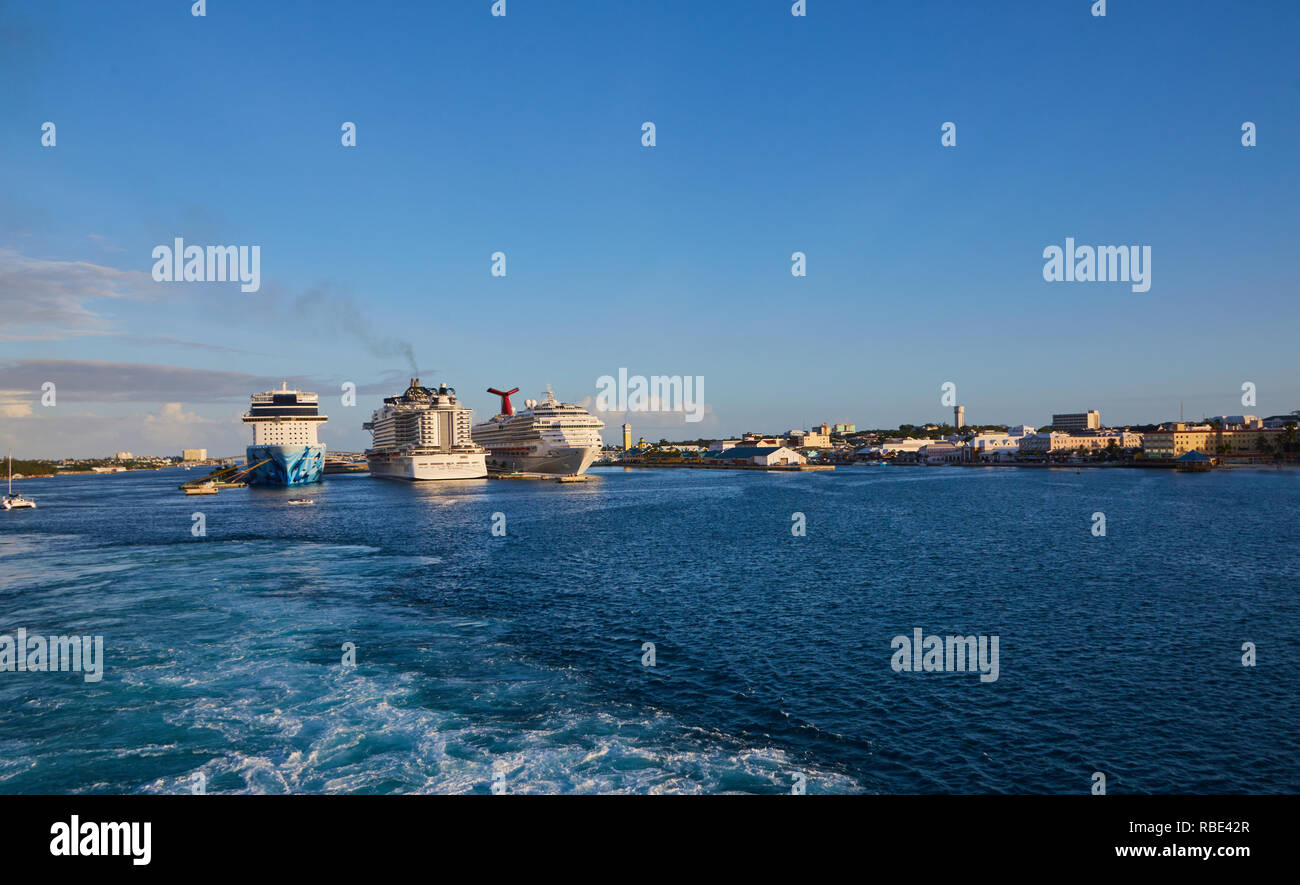Caribbean cruise ships hi-res stock photography and images - Alamy