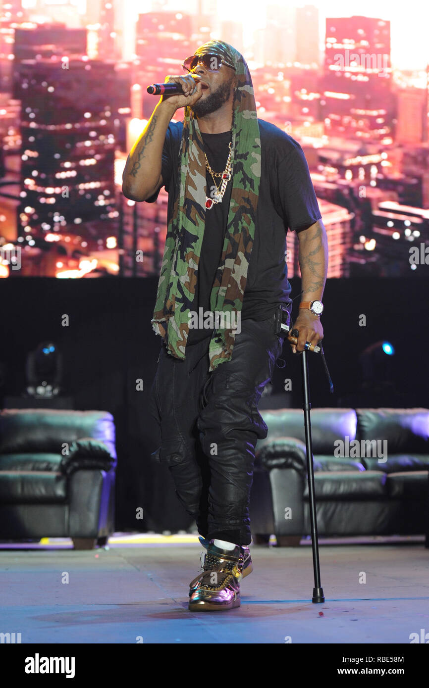 R. kelly singer hi-res stock photography and images - Alamy