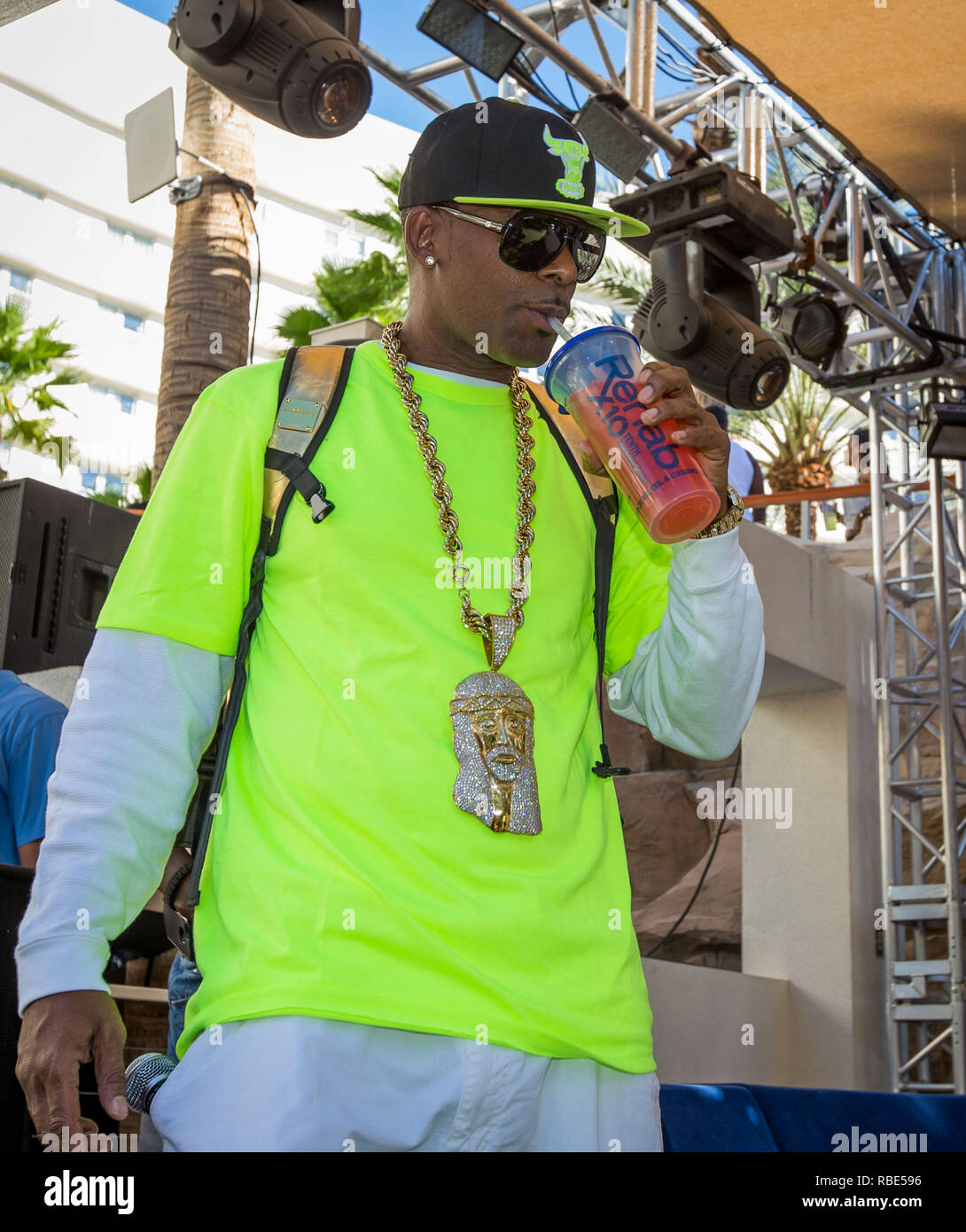 LAS VEGAS, NV - September 23 : R. Kelly performs at Rehab Pool Party at ...