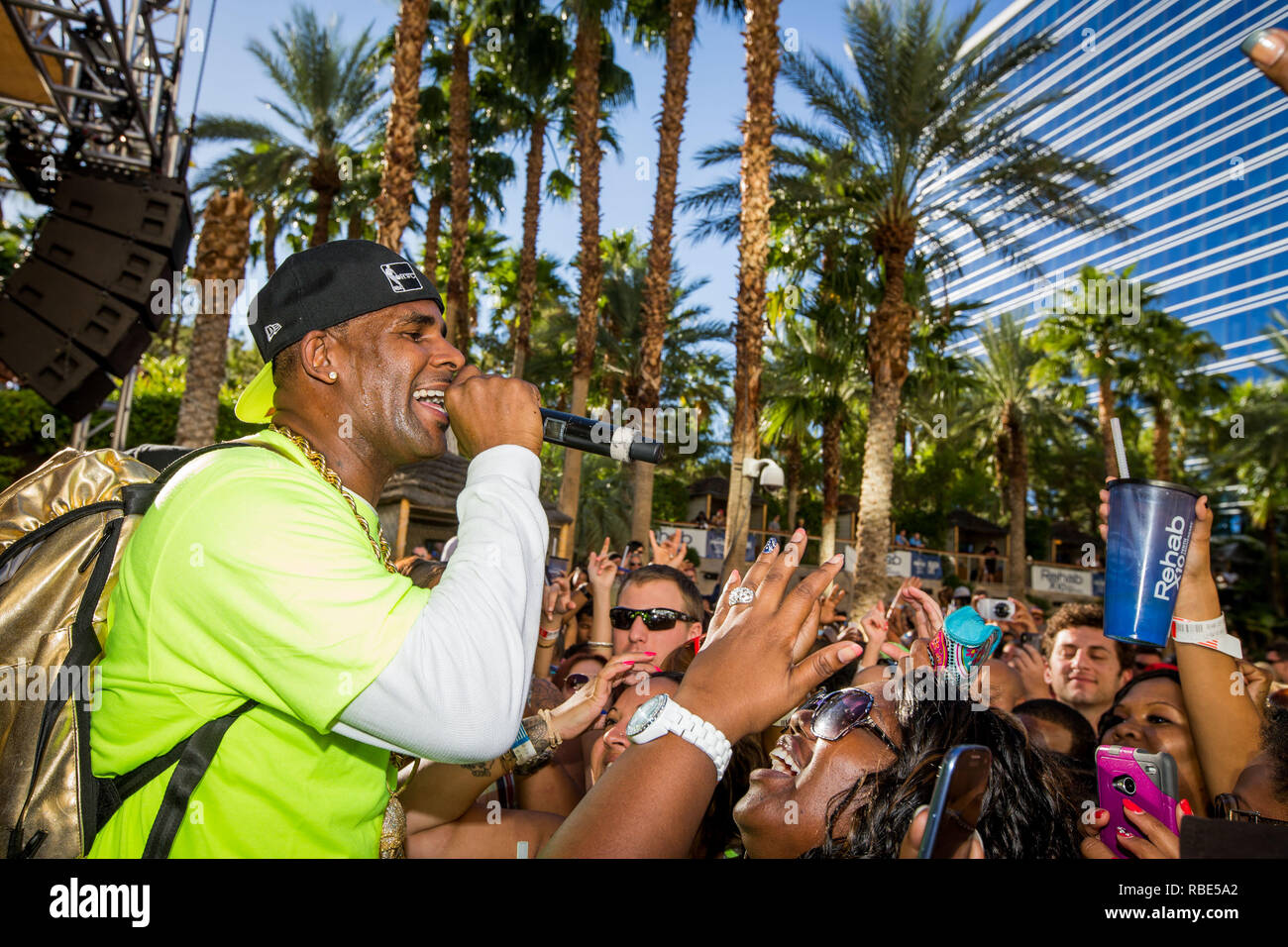 LAS VEGAS, NV - September 23 : R. Kelly performs at Rehab Pool Party at ...