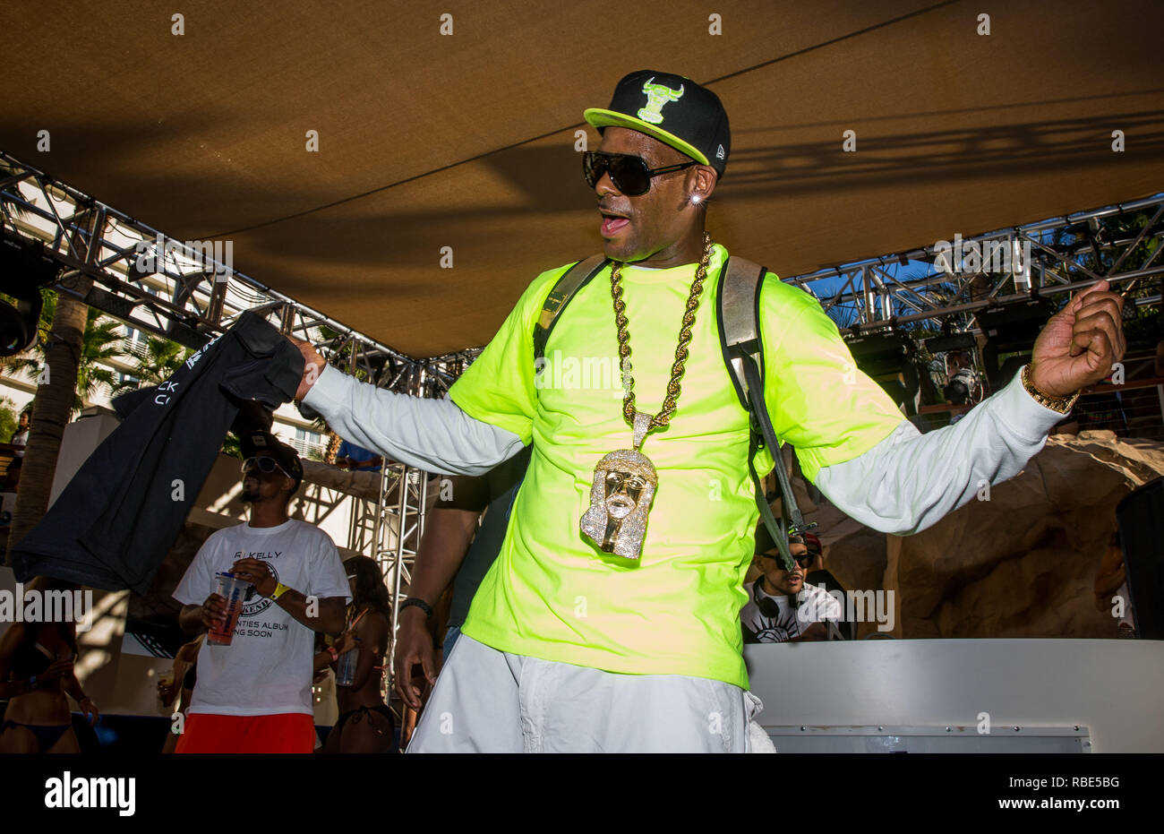 LAS VEGAS, NV - September 23 : R. Kelly performs at Rehab Pool Party at ...