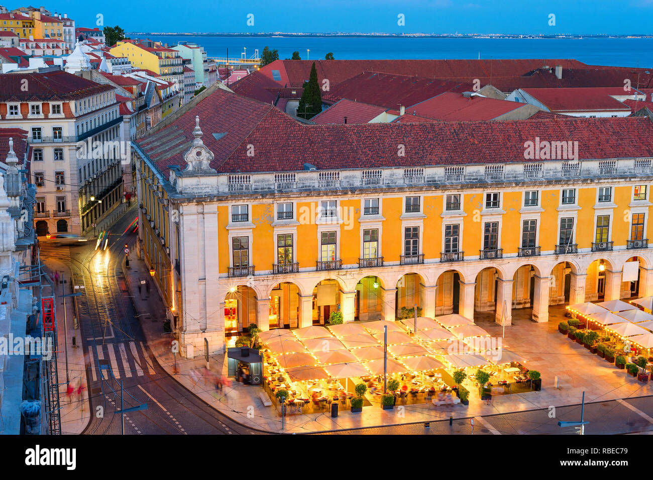 Lisbon portugal square alfama people hi-res stock photography and ...