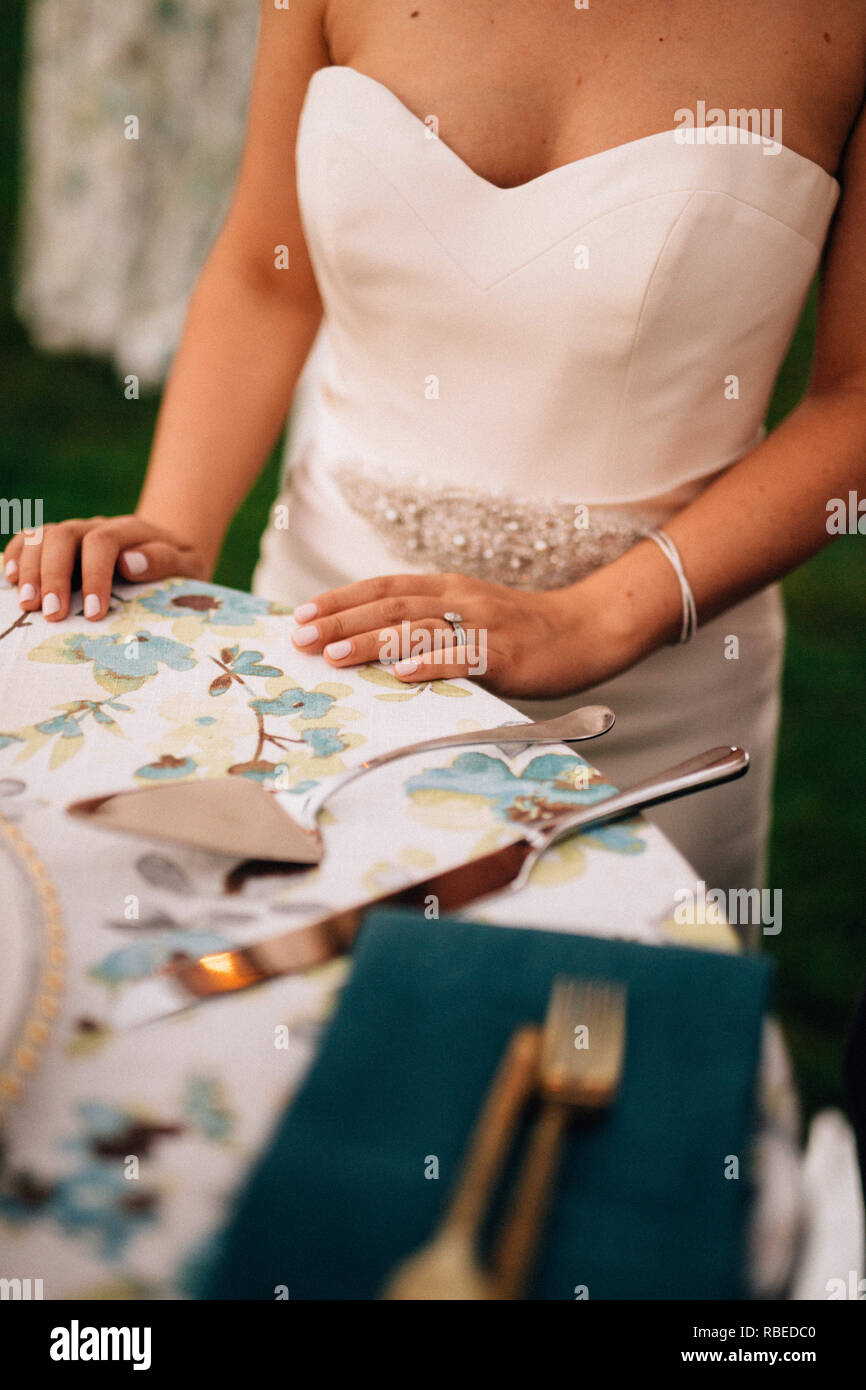 Cake waiting to be cut hi-res stock photography and images - Alamy