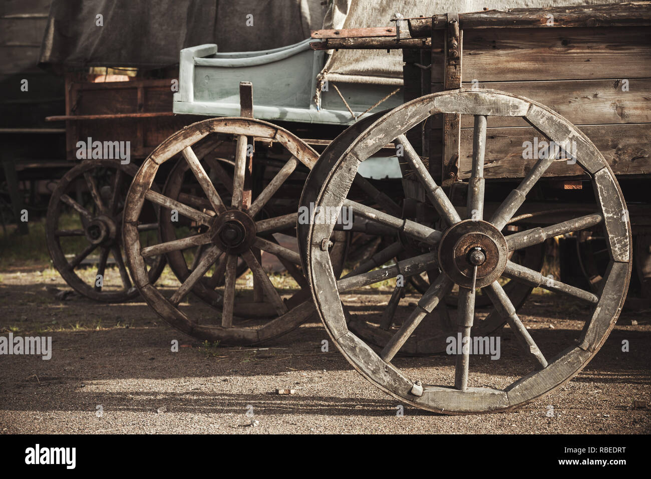 Antique western wagon wheel hi-res stock photography and images - Alamy