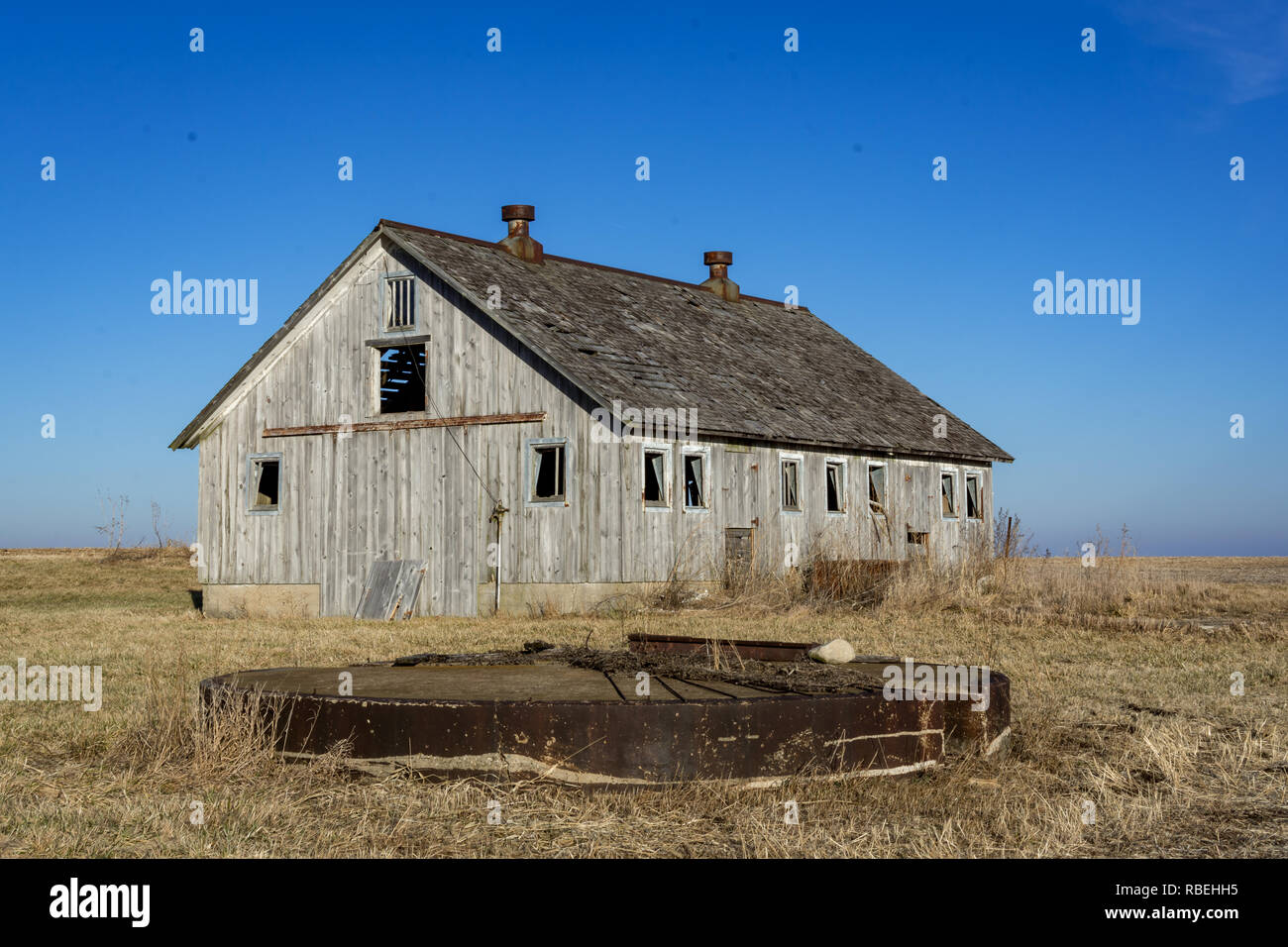 Isolated abandoned farm in the rural midwest on a cold winter's day ...
