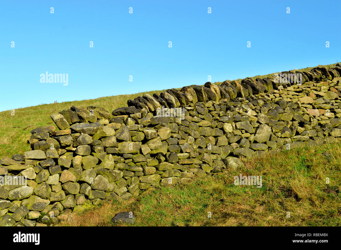Dry stone wall in Dovestones the farmers fields on Saddleworth Moors ...