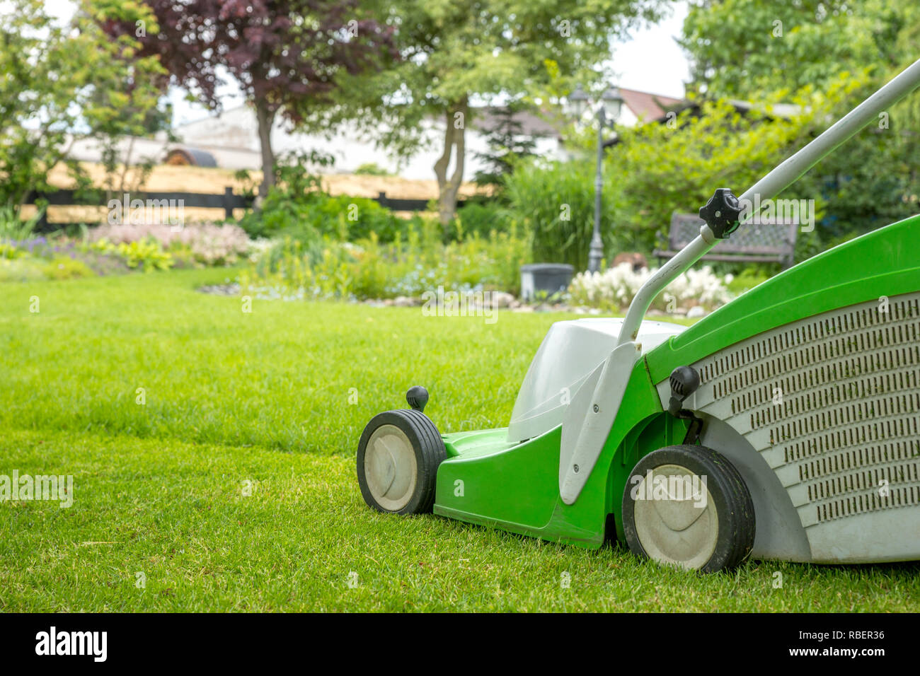 Lawn service hi-res stock photography and images - Alamy