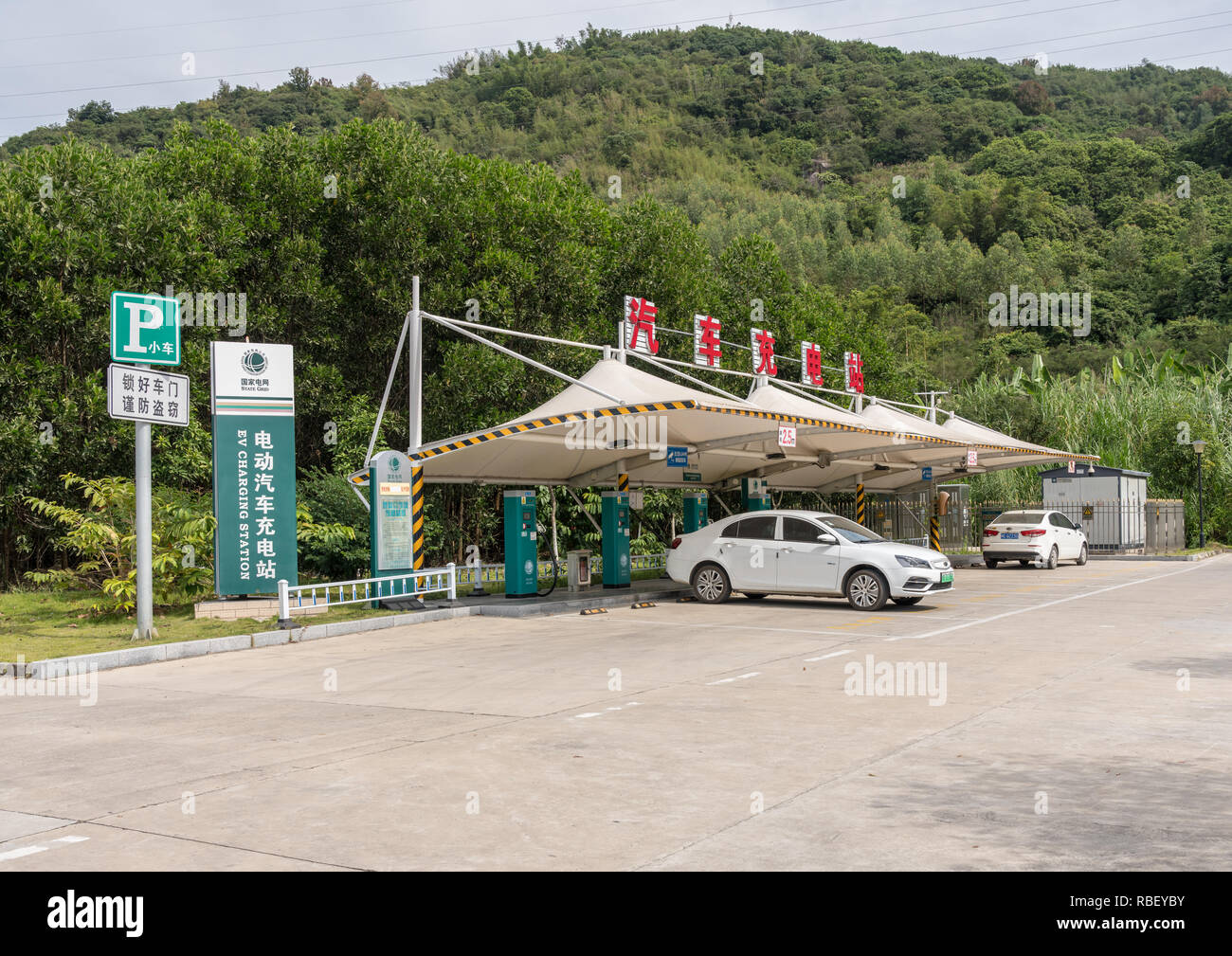 Roadside motorway service station hi-res stock photography and images ...