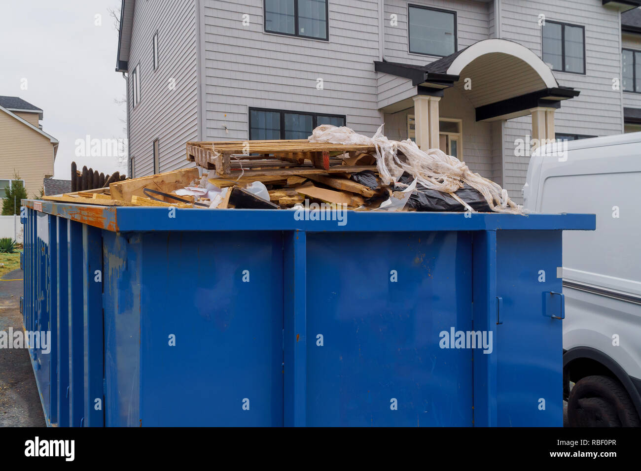 Full trashcan on street hi-res stock photography and images - Alamy