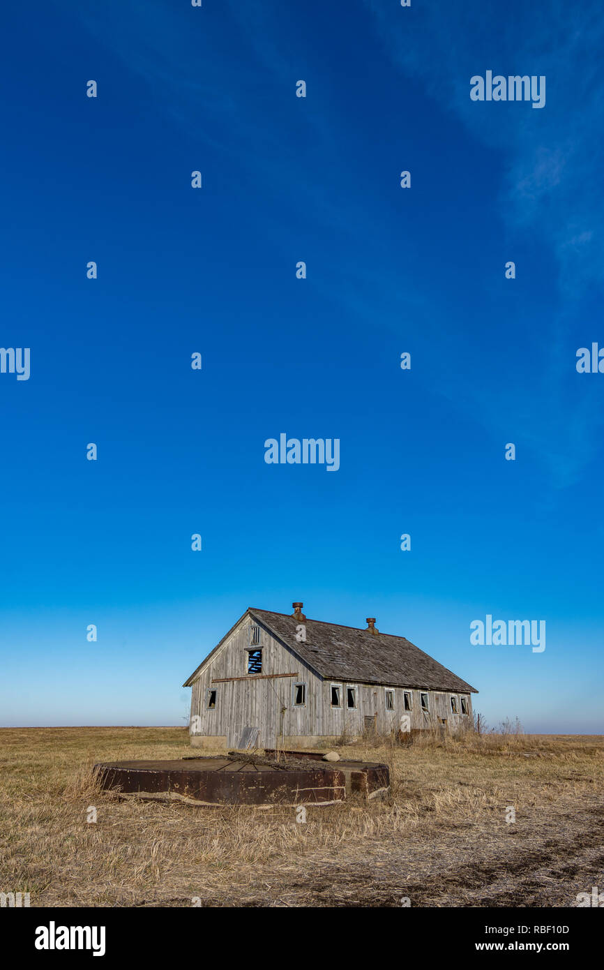 Isolated abandoned farm in the rural midwest on a cold winter's day ...
