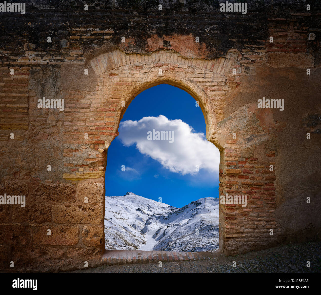 Alhambra arch hi-res stock photography and images - Alamy