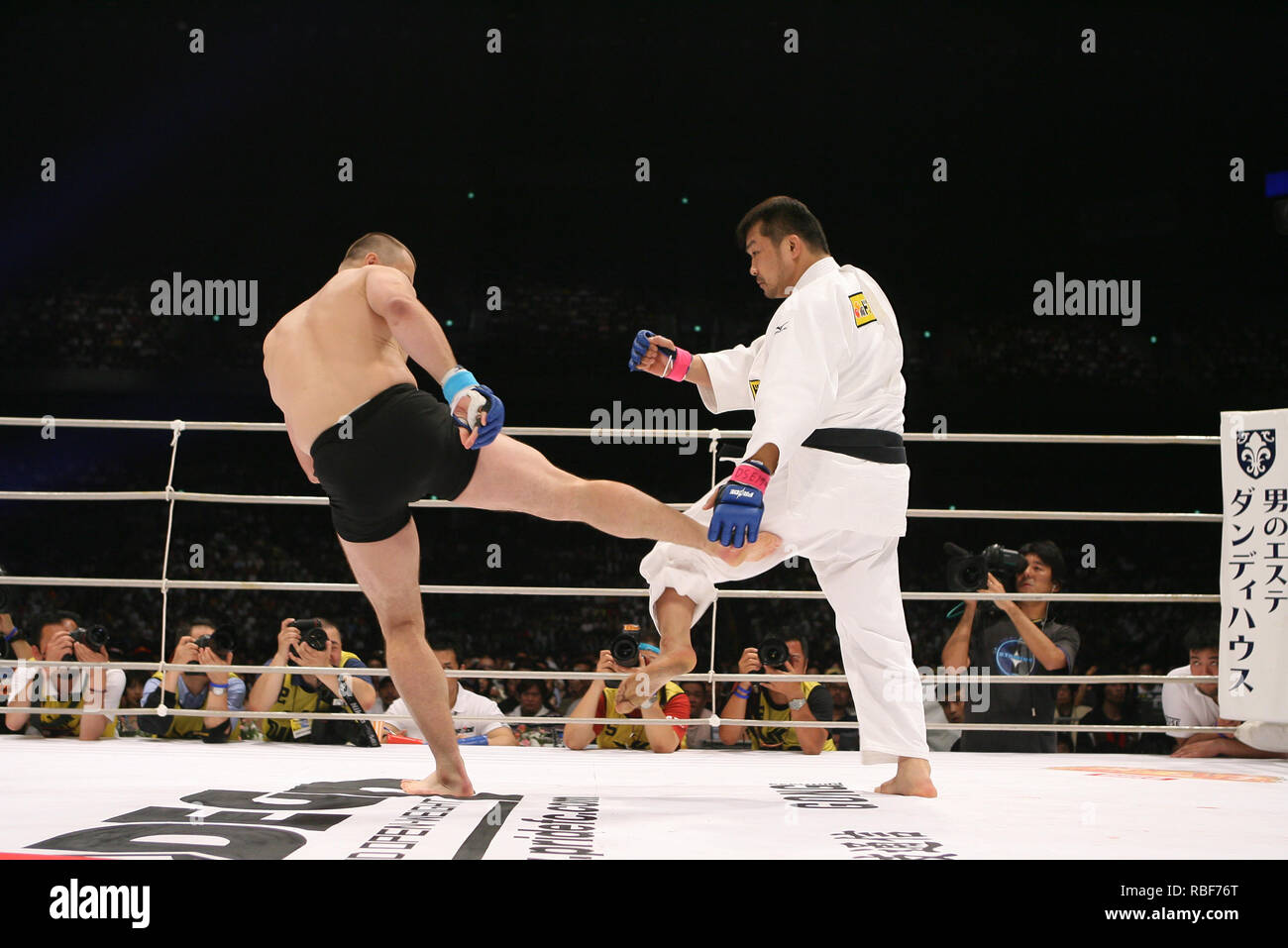 Saitama, Japan. 1st July, 2006. Mirko Cro Cop (L) and Hidehiko Yoshida ...