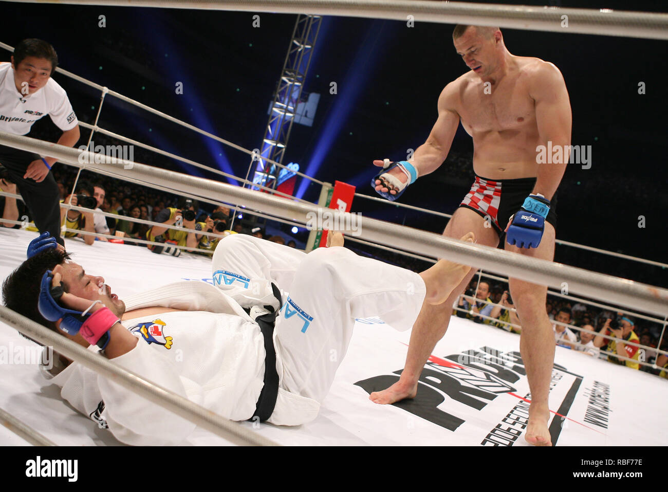 Saitama, Japan. 1st July, 2006. Mirko Cro Cop (R) and Hidehiko Yoshida ...