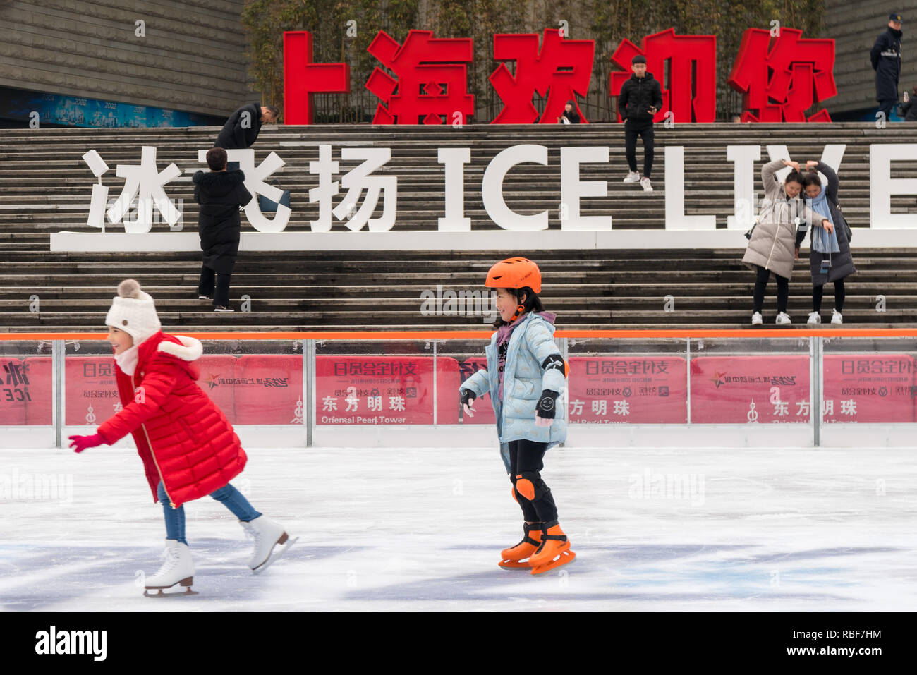 Shanghai, Shanghai, China. 10th Jan, 2019. Shanghai, CHINA-People enjoy ...