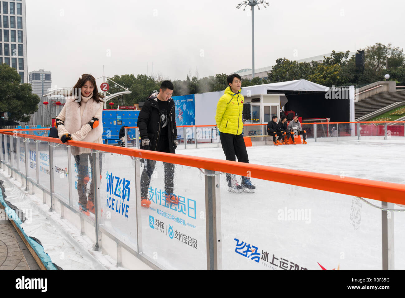Shanghai, Shanghai, China. 10th Jan, 2019. Shanghai, CHINA-People enjoy ...