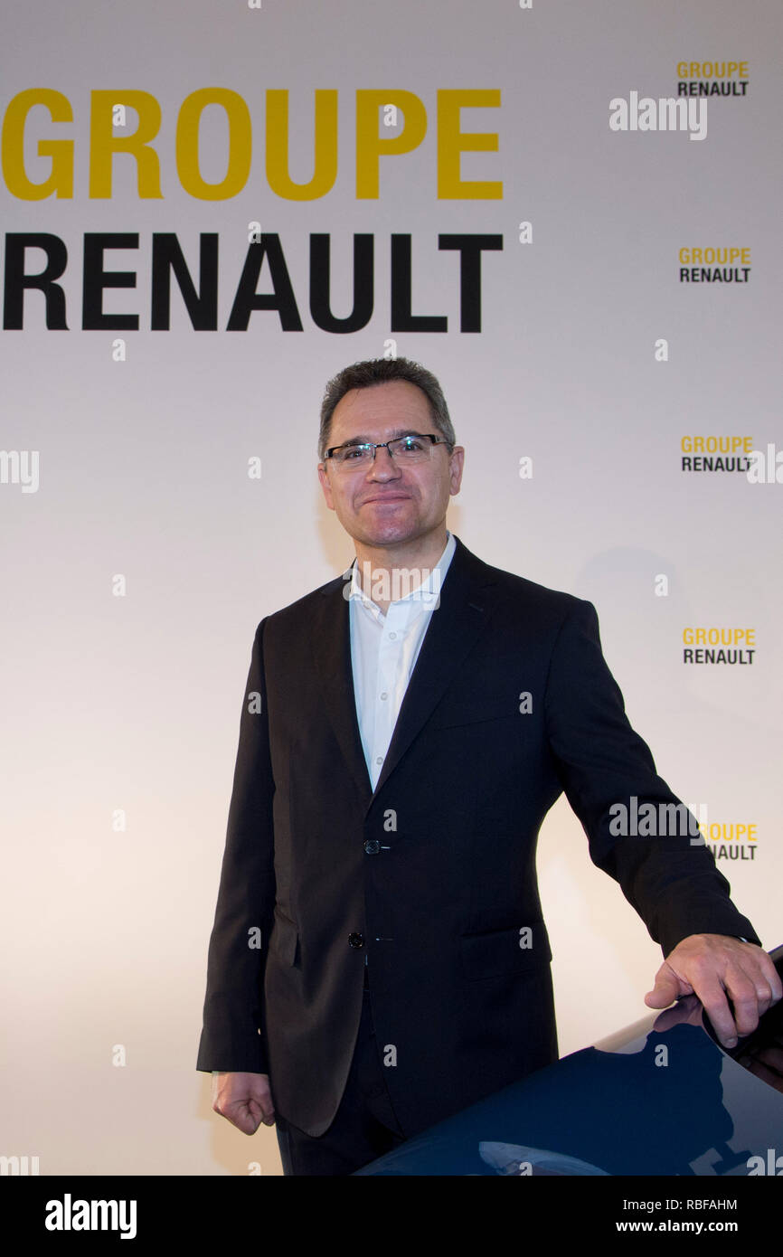 Frank LAGARDE, Management Qualitaet, posing in front of the Renault ZOE ...