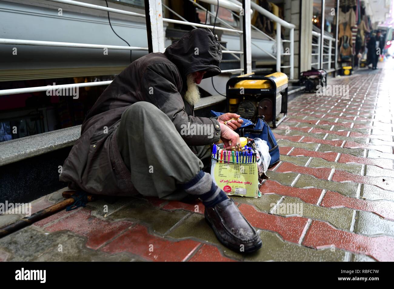 Kabul, Afghanistan. 10th Jan, 2019. A displaced man sells colour pens ...