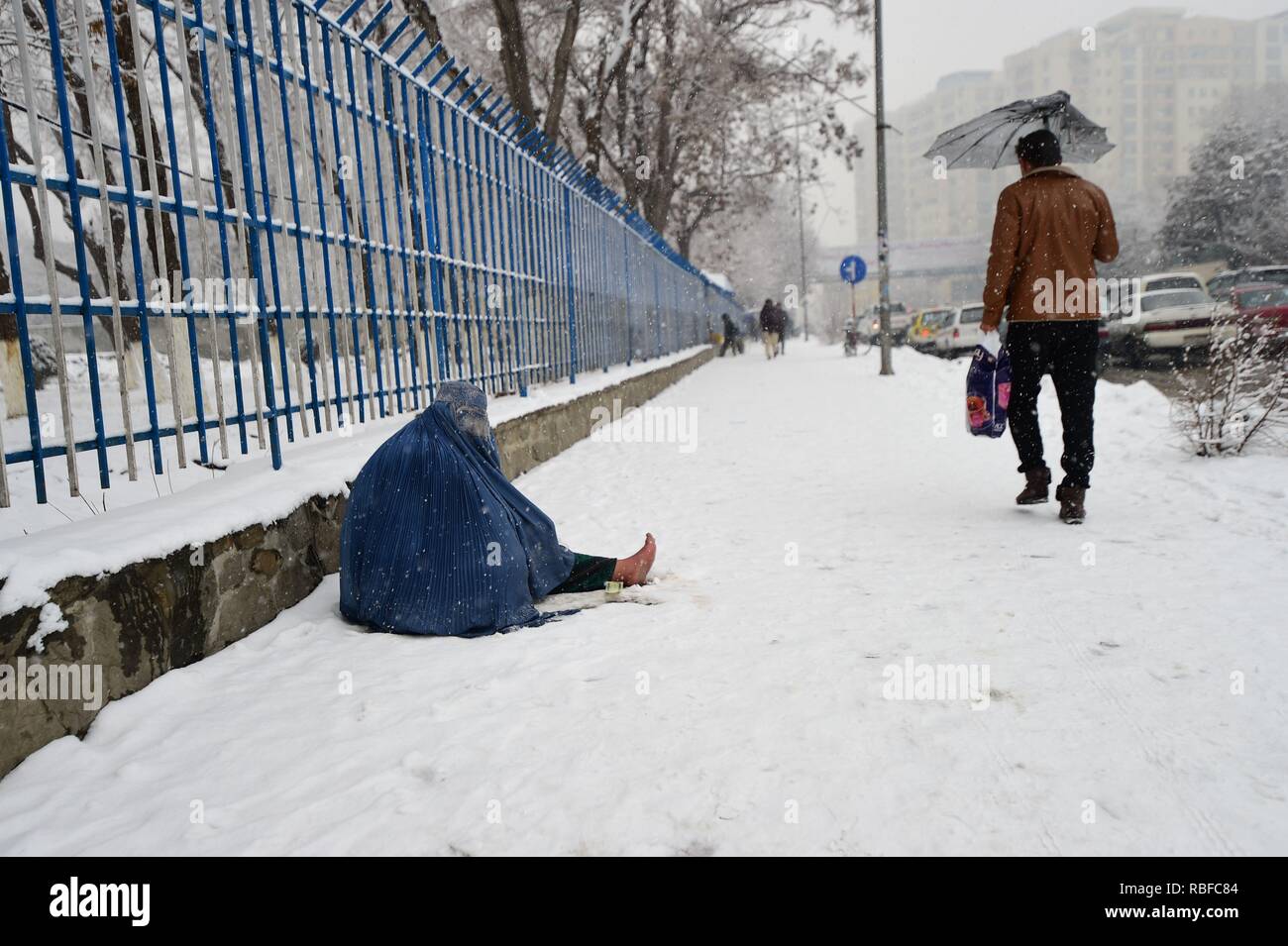 Kabul, Afghanistan. 10th Jan, 2019. A displaced person begs on a snow ...
